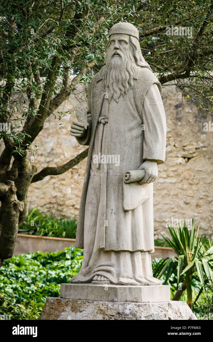 escultura de Ramon Llull en el jardin, santuario de Cura, en la cima de ...