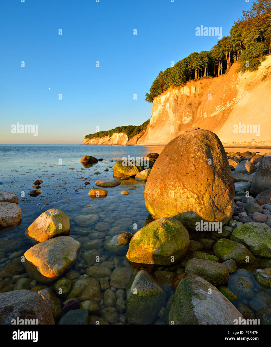 Large rock in the sea hi-res stock photography and images - Alamy