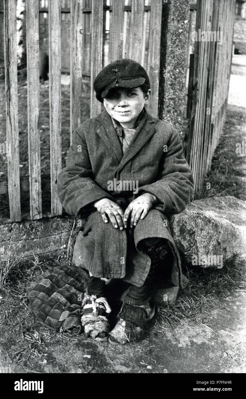 Child without shoes, ca. 1945/1946, Leipzig, Germany Stock Photo - Alamy