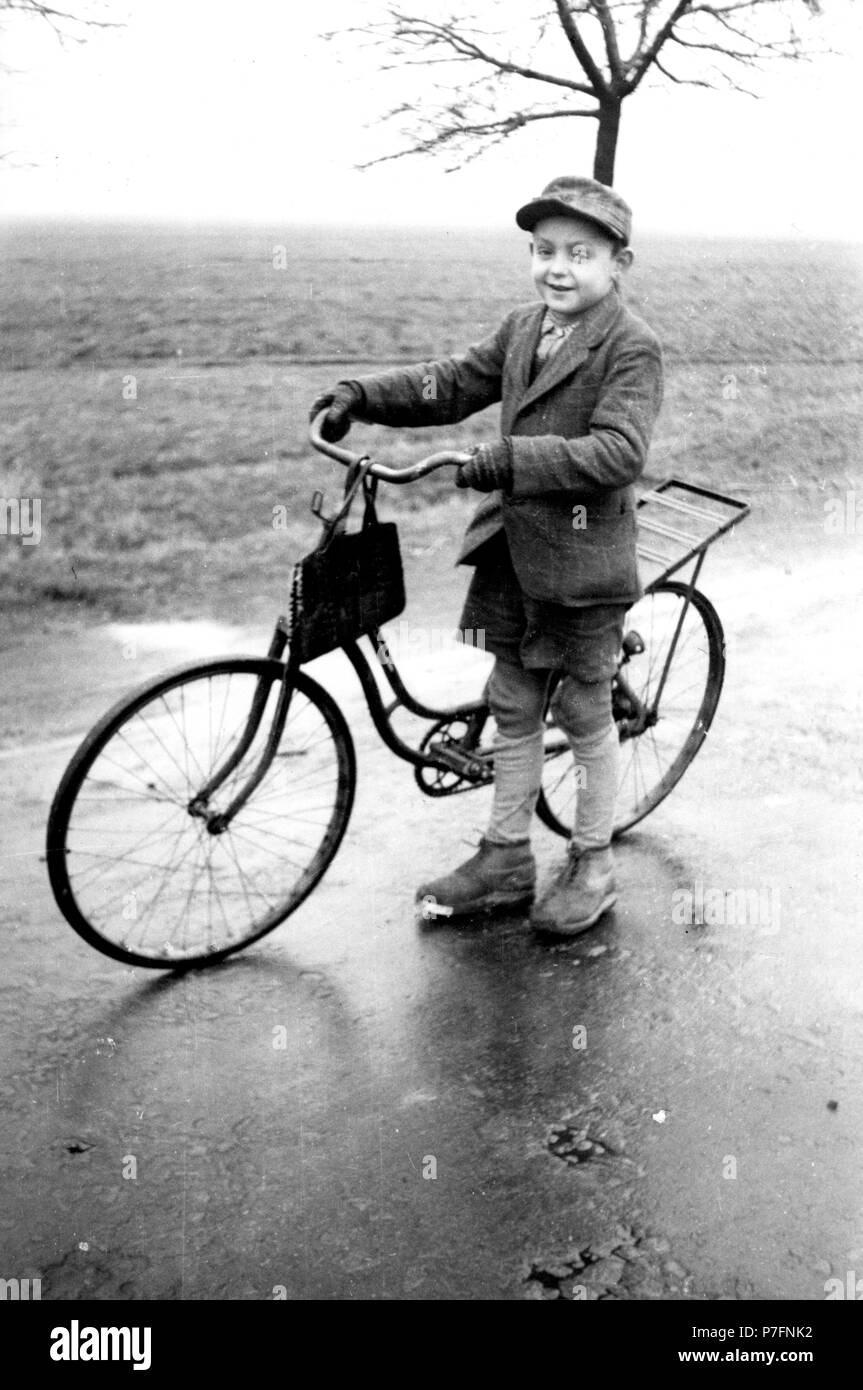 Vintage bicycle boy hi-res stock photography and images - Alamy