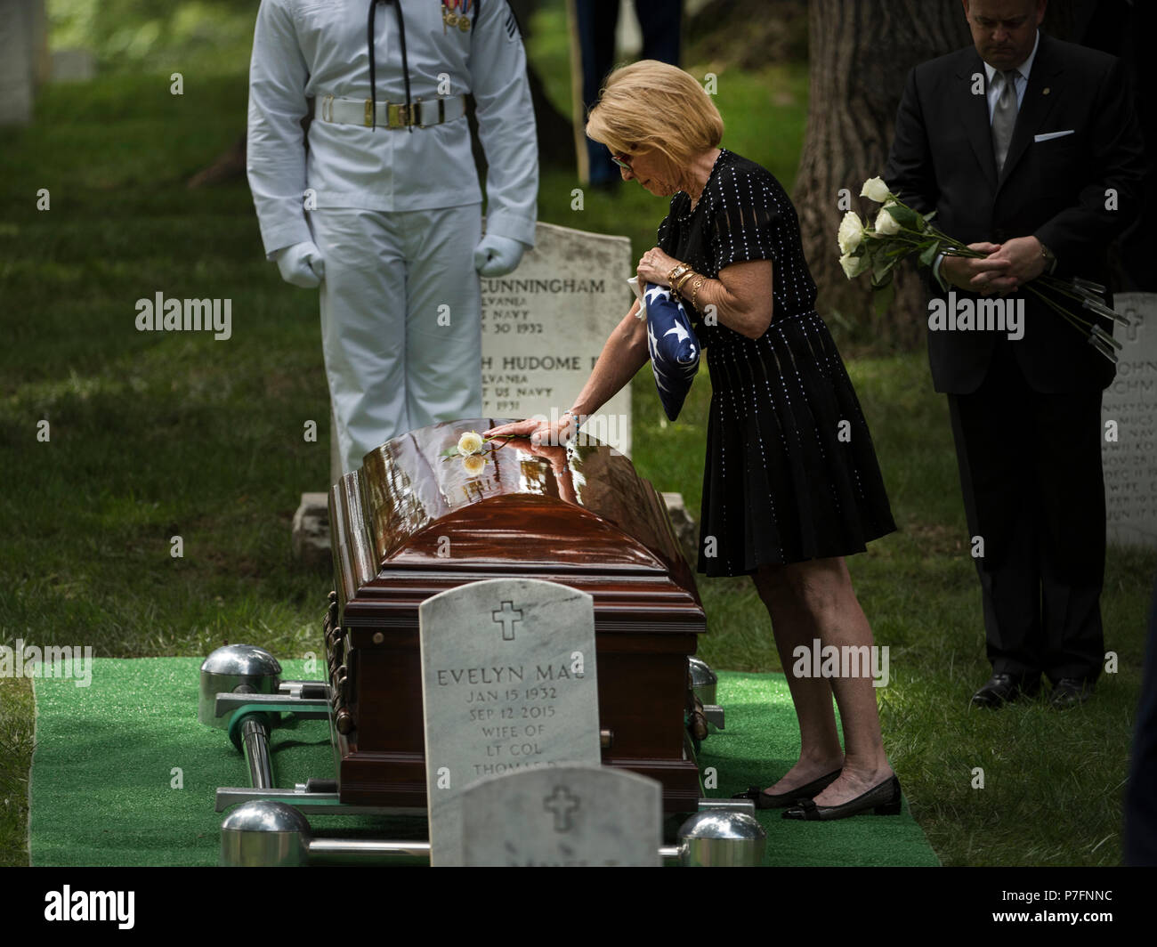 Family, colleagues and miitary service members render honors to the ...