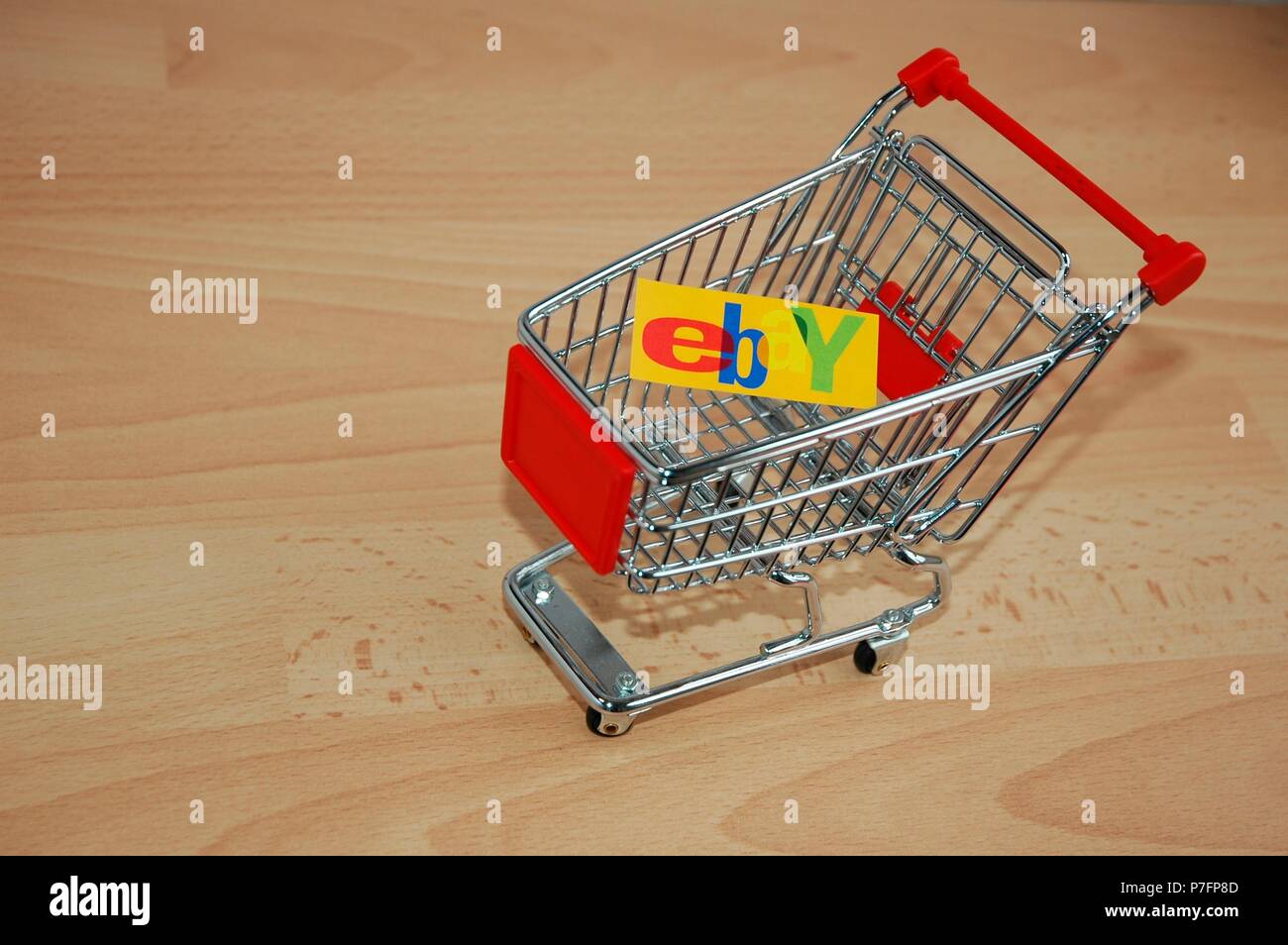 Ebay shopping cart hi-res stock photography and images - Alamy