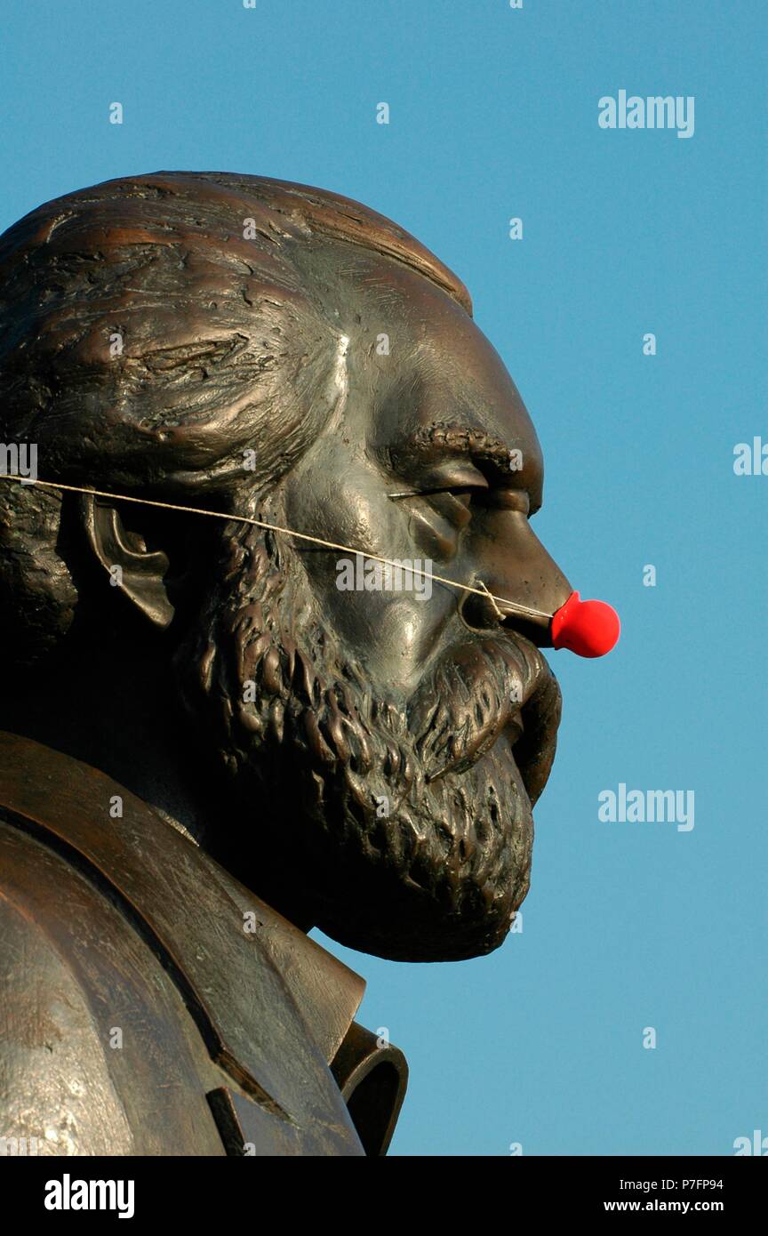 Karl marx red statue hi-res stock photography and images - Alamy