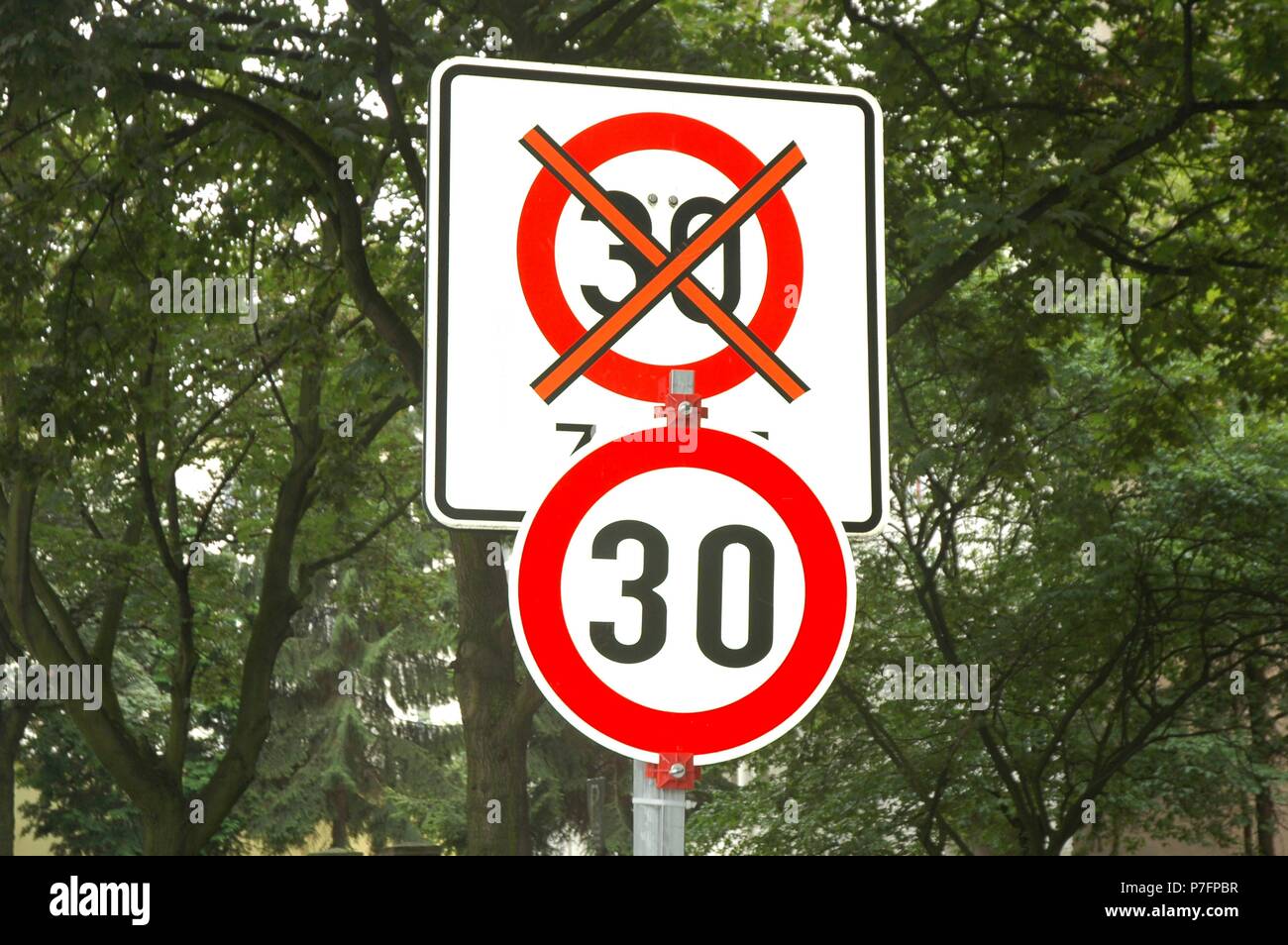 30 street sign hi-res stock photography and images - Alamy