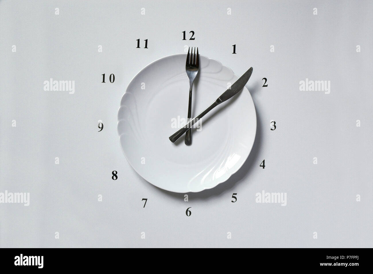 Clock from plate Knife and fork Stock Photo - Alamy