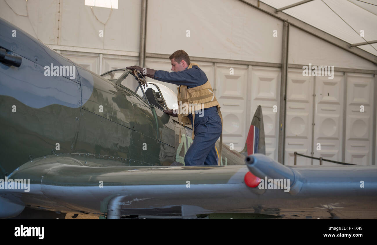 Raf flying kit hi-res stock photography and images - Alamy