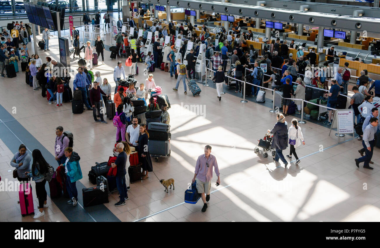 Summer airport queues hi-res stock photography and images - Alamy