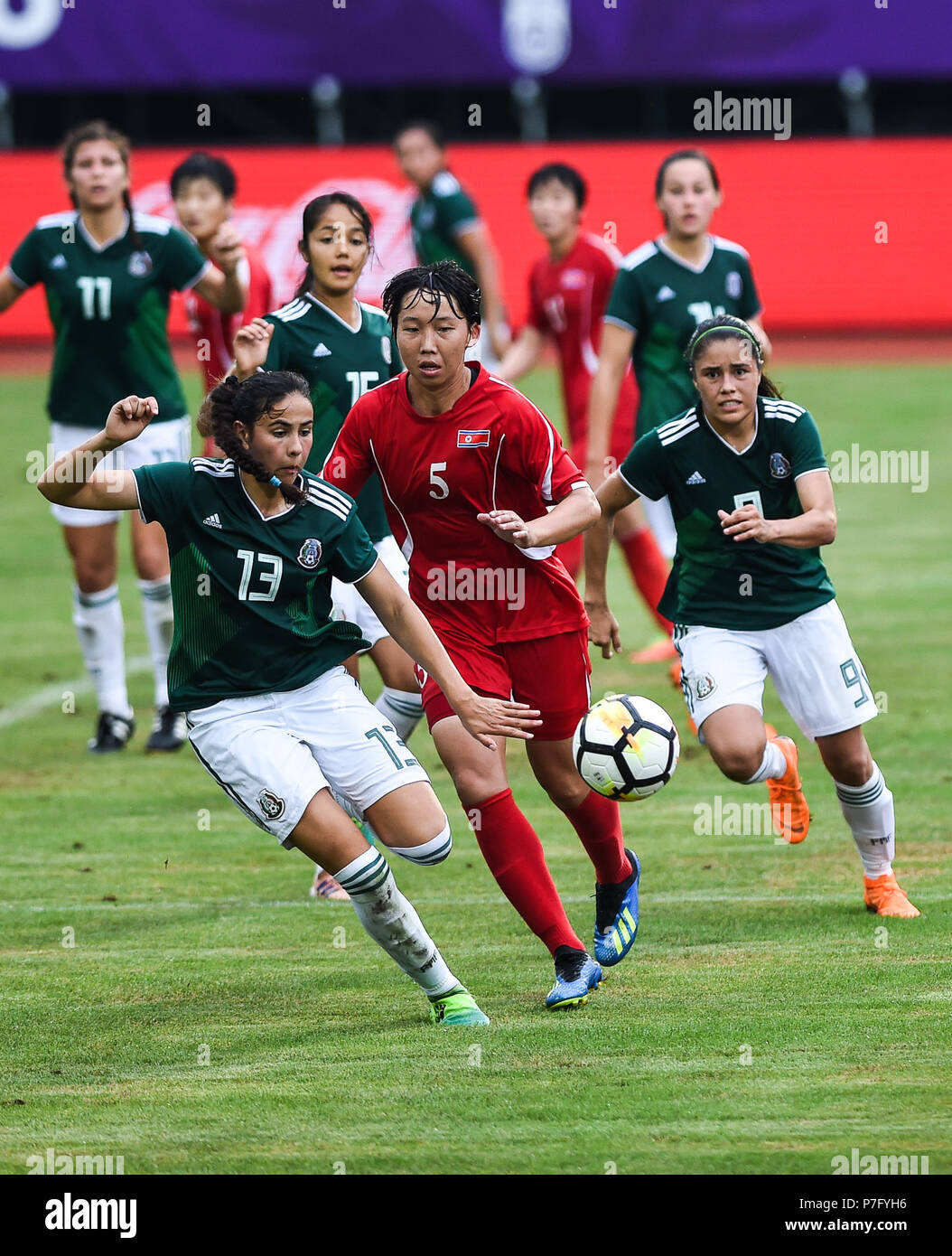 (180706) -- DUYUN, July 6, 2018 (Xinhua) -- Jimena Fuentes (L Front) of ...