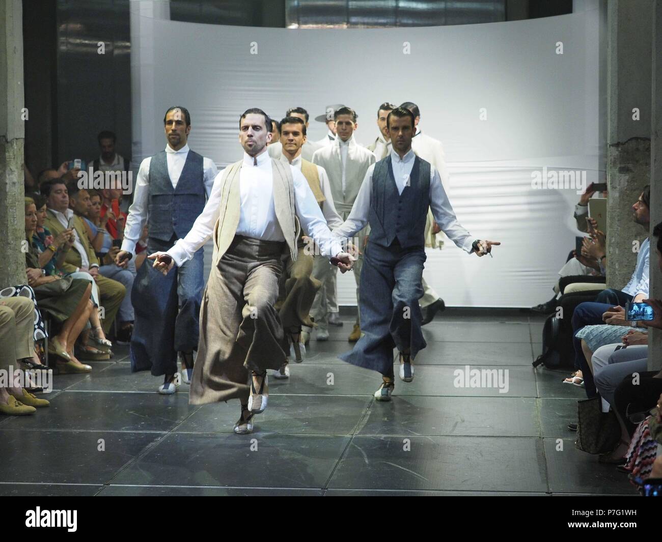 Modelos en desfile hi-res stock photography and images - Alamy