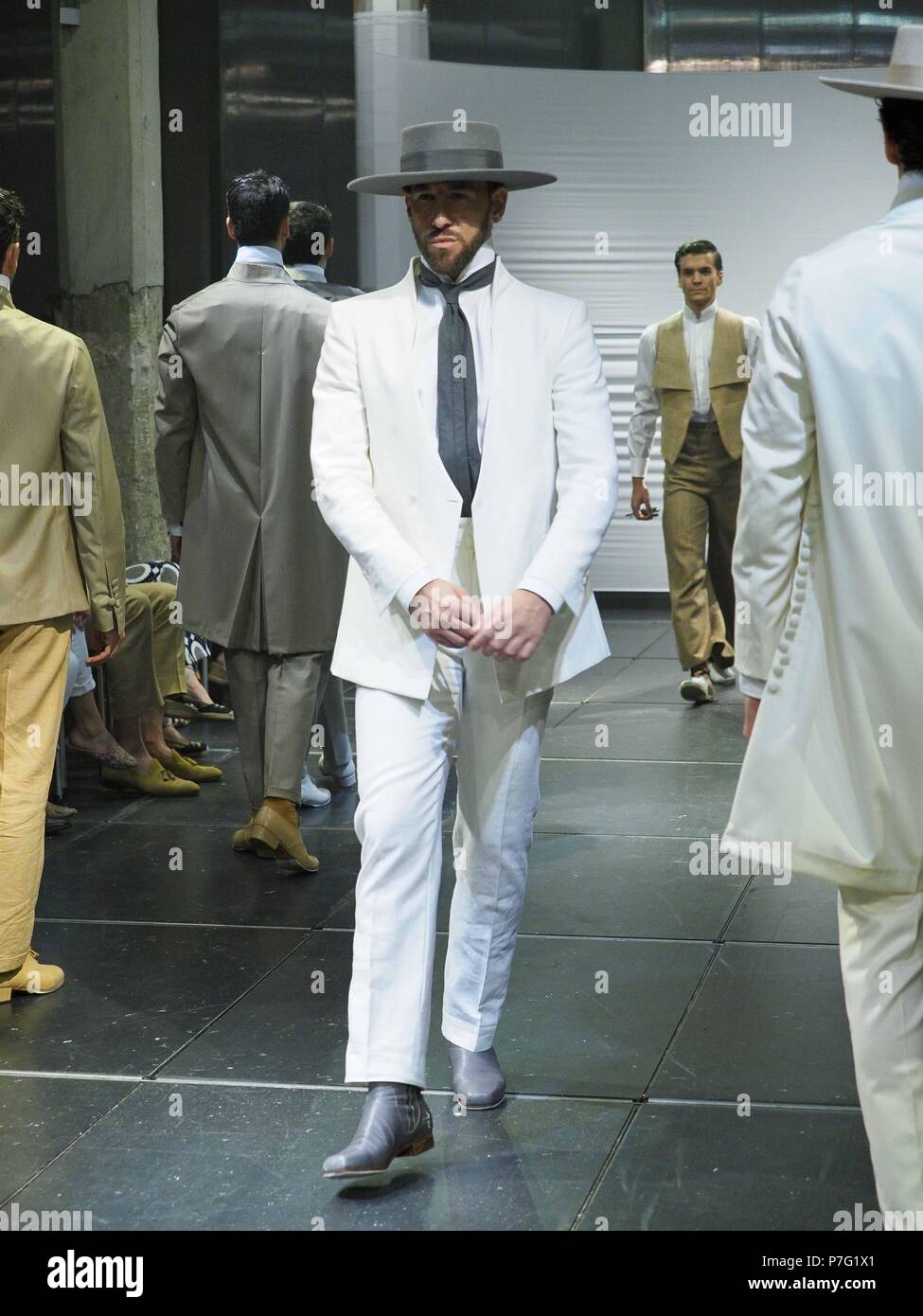 Modelos en desfile hi-res stock photography and images - Alamy