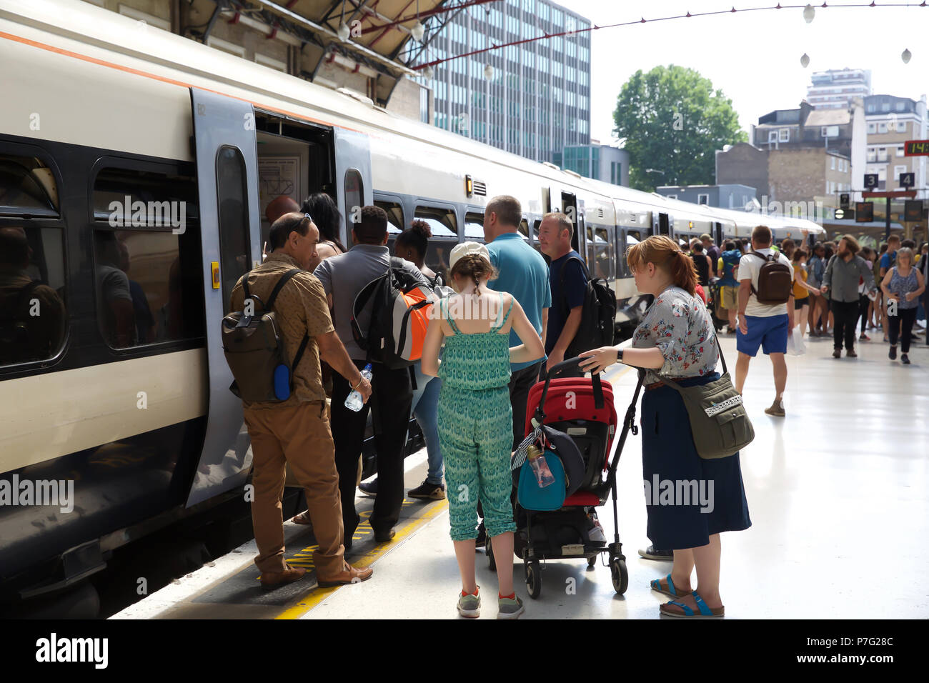 Passengers board train london bridge hi-res stock photography and ...