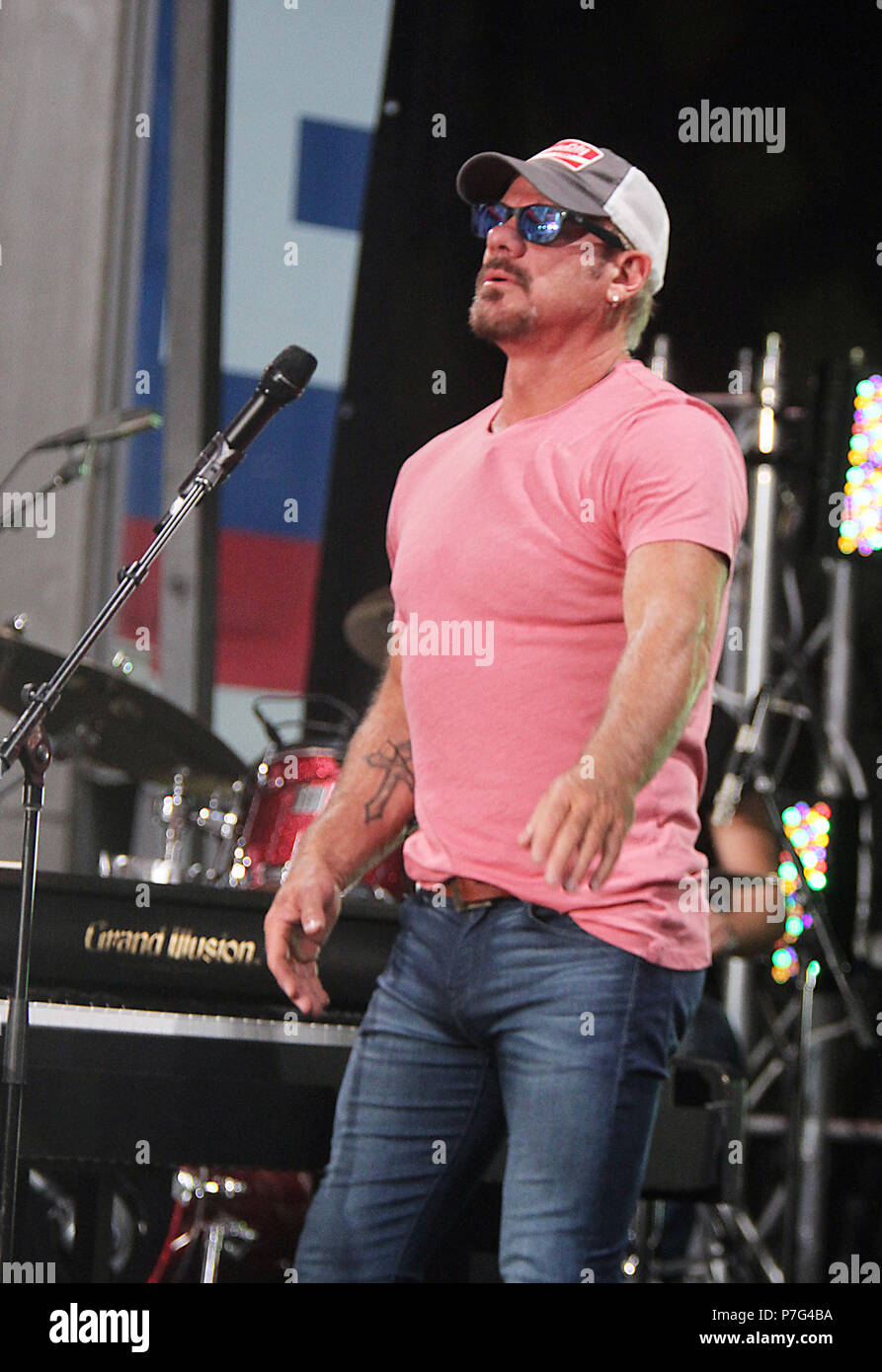 NEW YORK, NY July 06: Phil Vassar performs on Fox & Friends All ...