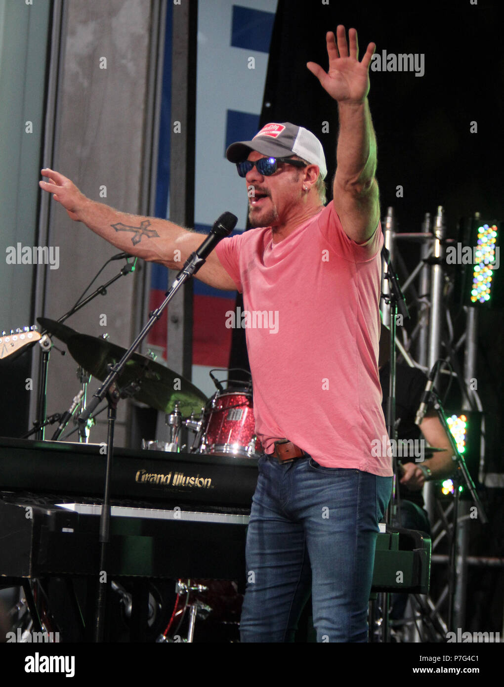 NEW YORK, NY July 06: Phil Vassar performs on Fox & Friends All ...