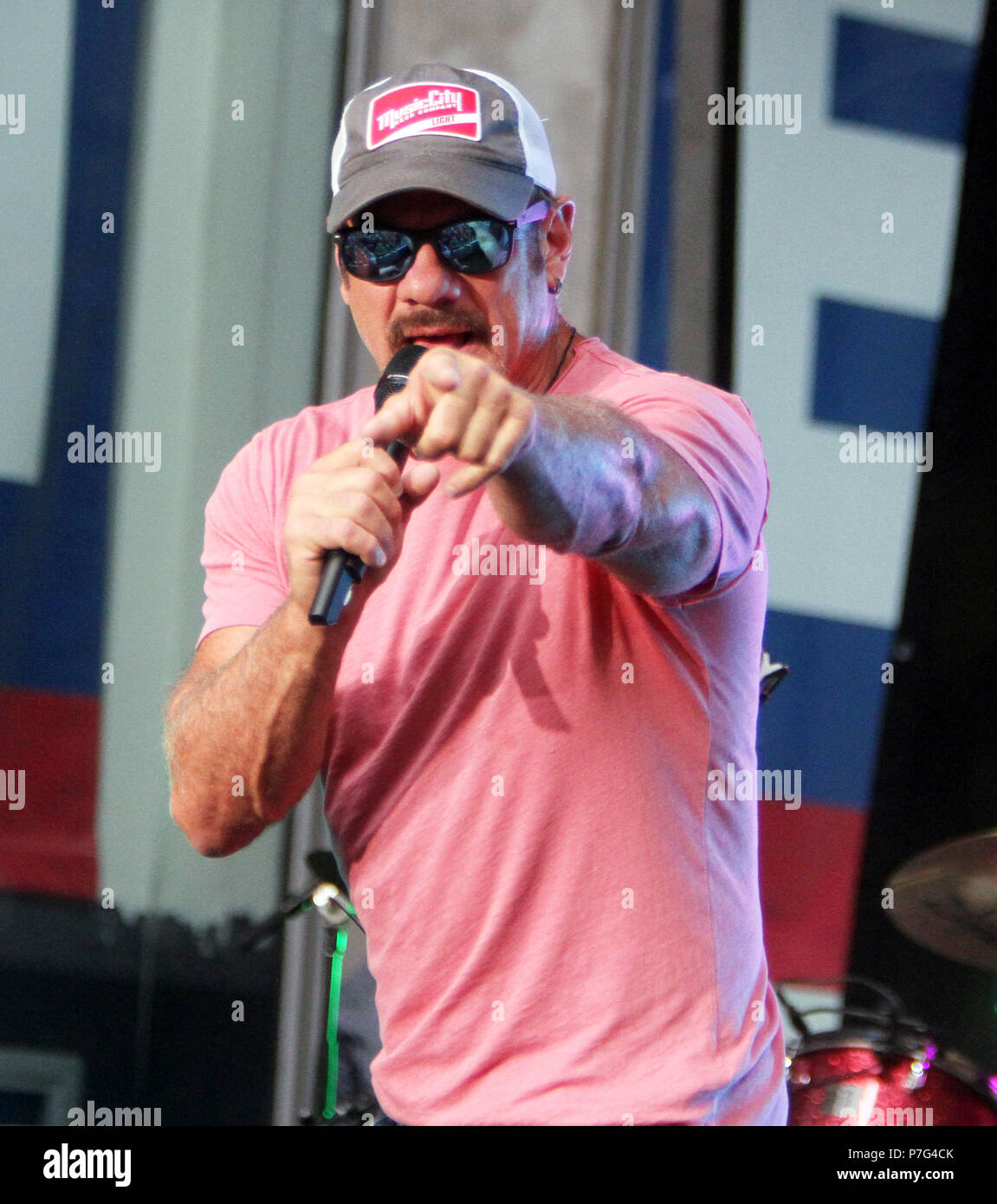 NEW YORK, NY July 06: Phil Vassar performs on Fox & Friends All ...