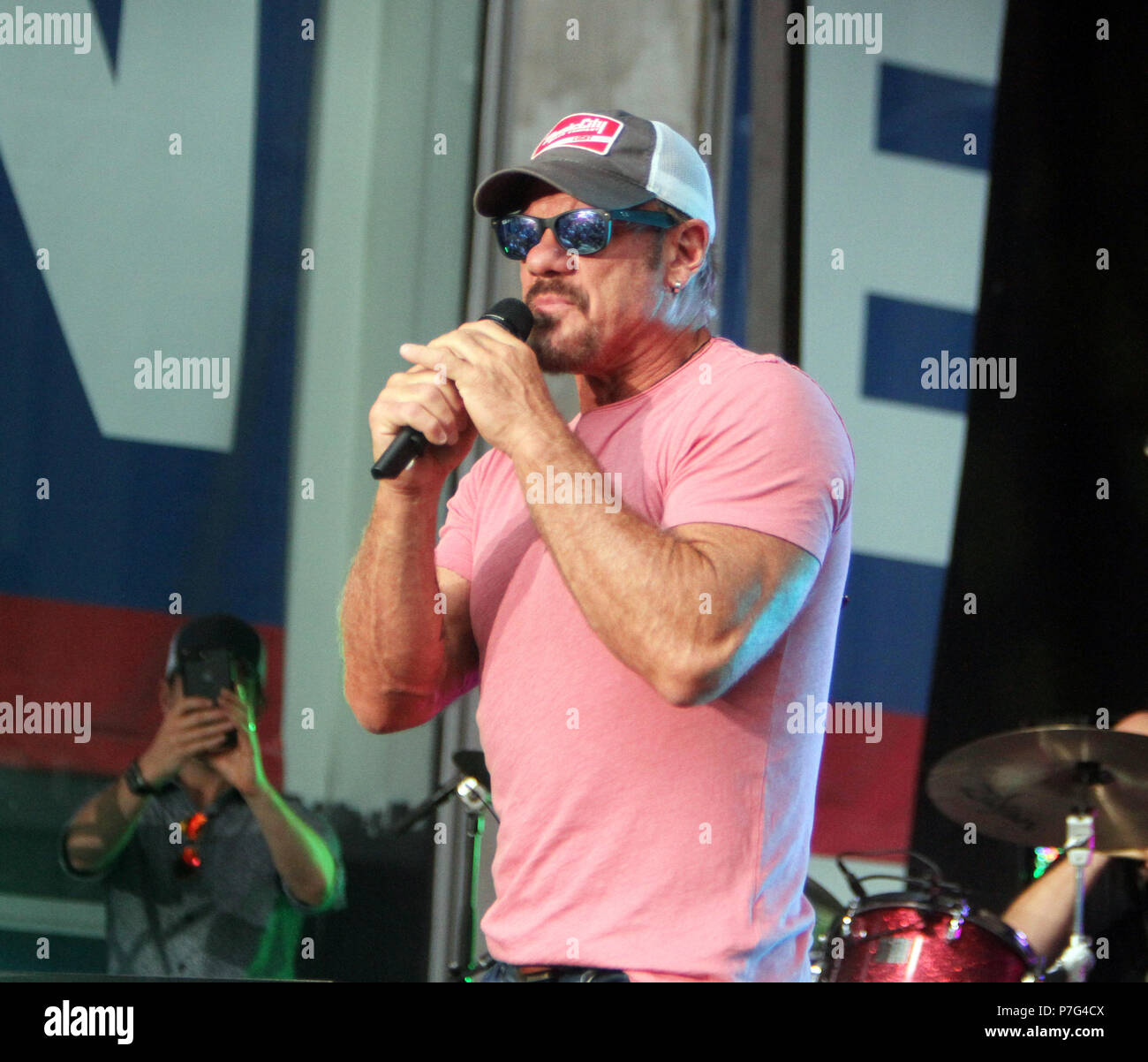 NEW YORK, NY July 06: Phil Vassar performs on Fox & Friends All ...