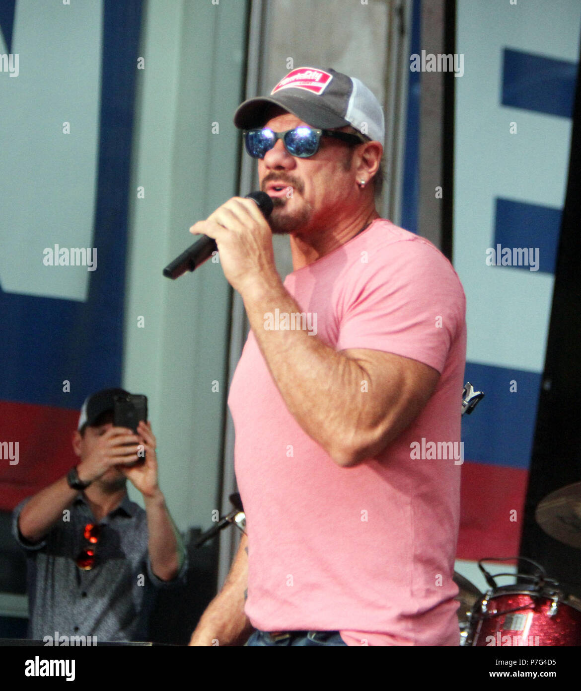 NEW YORK, NY July 06: Phil Vassar performs on Fox & Friends All ...