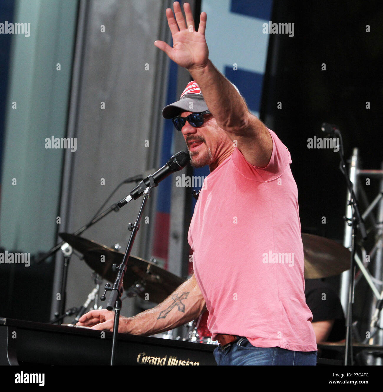 NEW YORK, NY July 06: Phil Vassar performs on Fox & Friends All ...