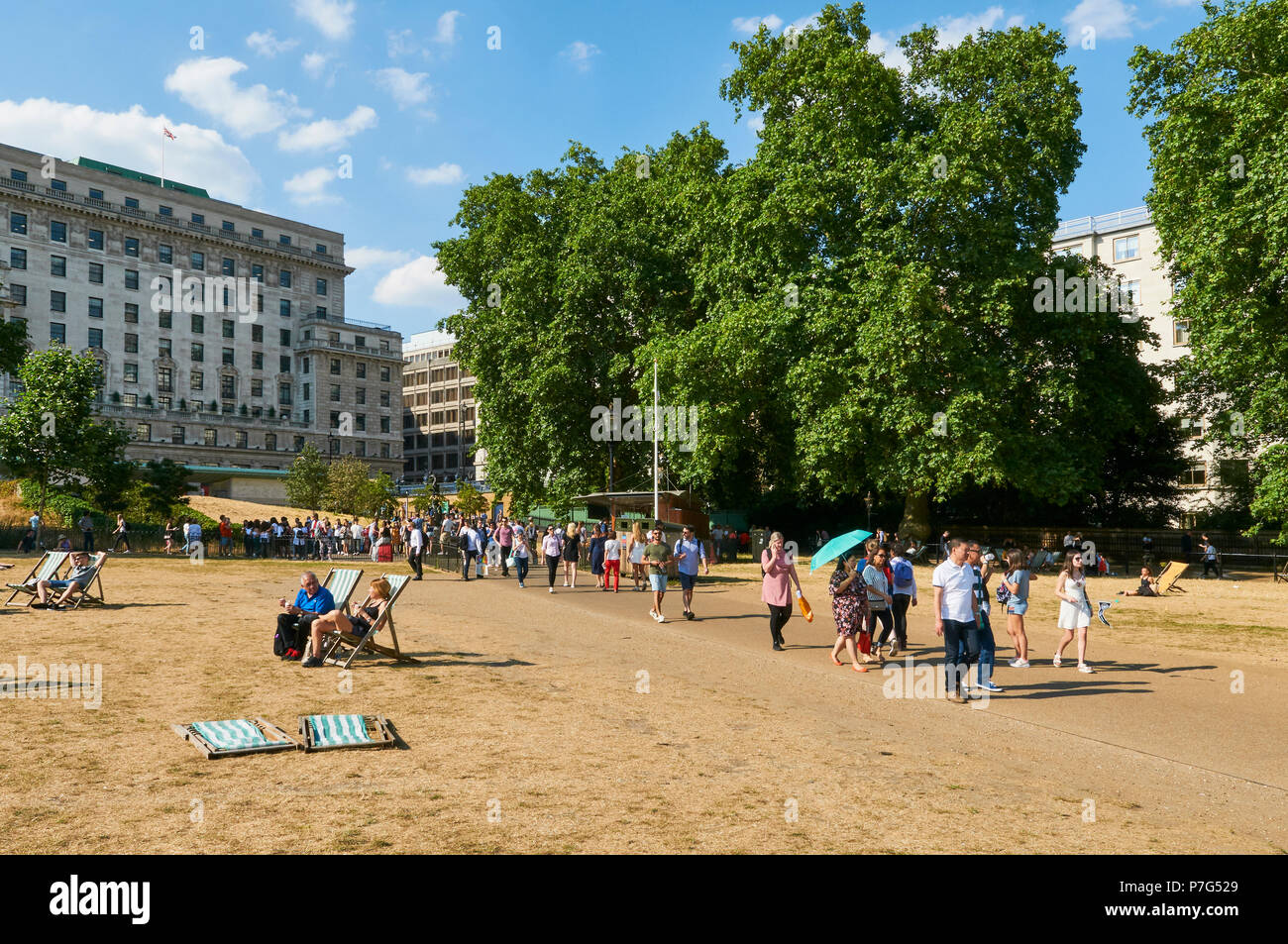 Tourists arriving from Green Park Underground station, walking through ...