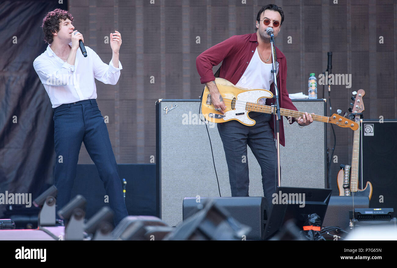 The kooks bassist hi-res stock photography and images - Alamy