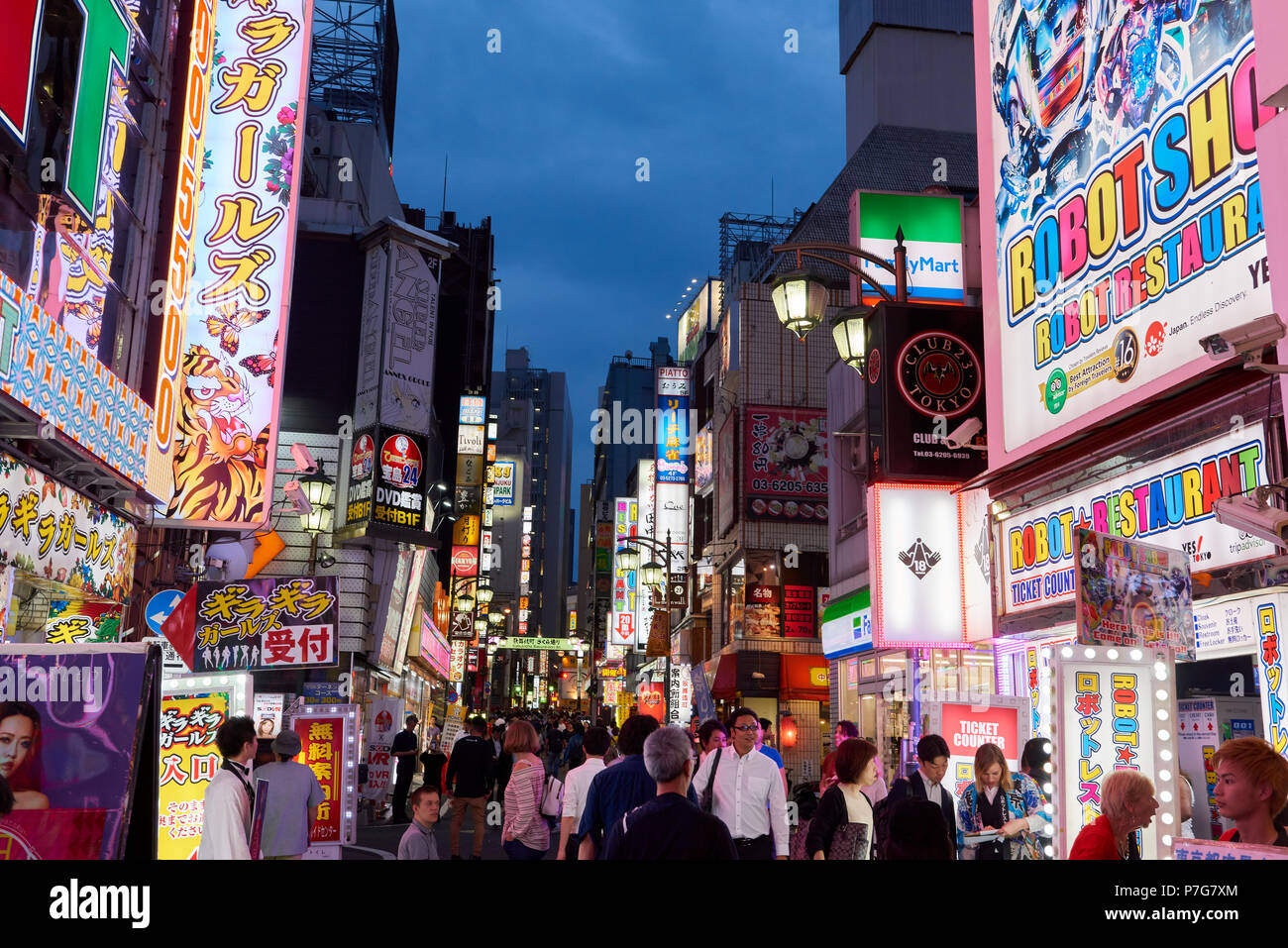 Night shot of busy street in the area of Shinjuku, central Tokyo, Japan ...