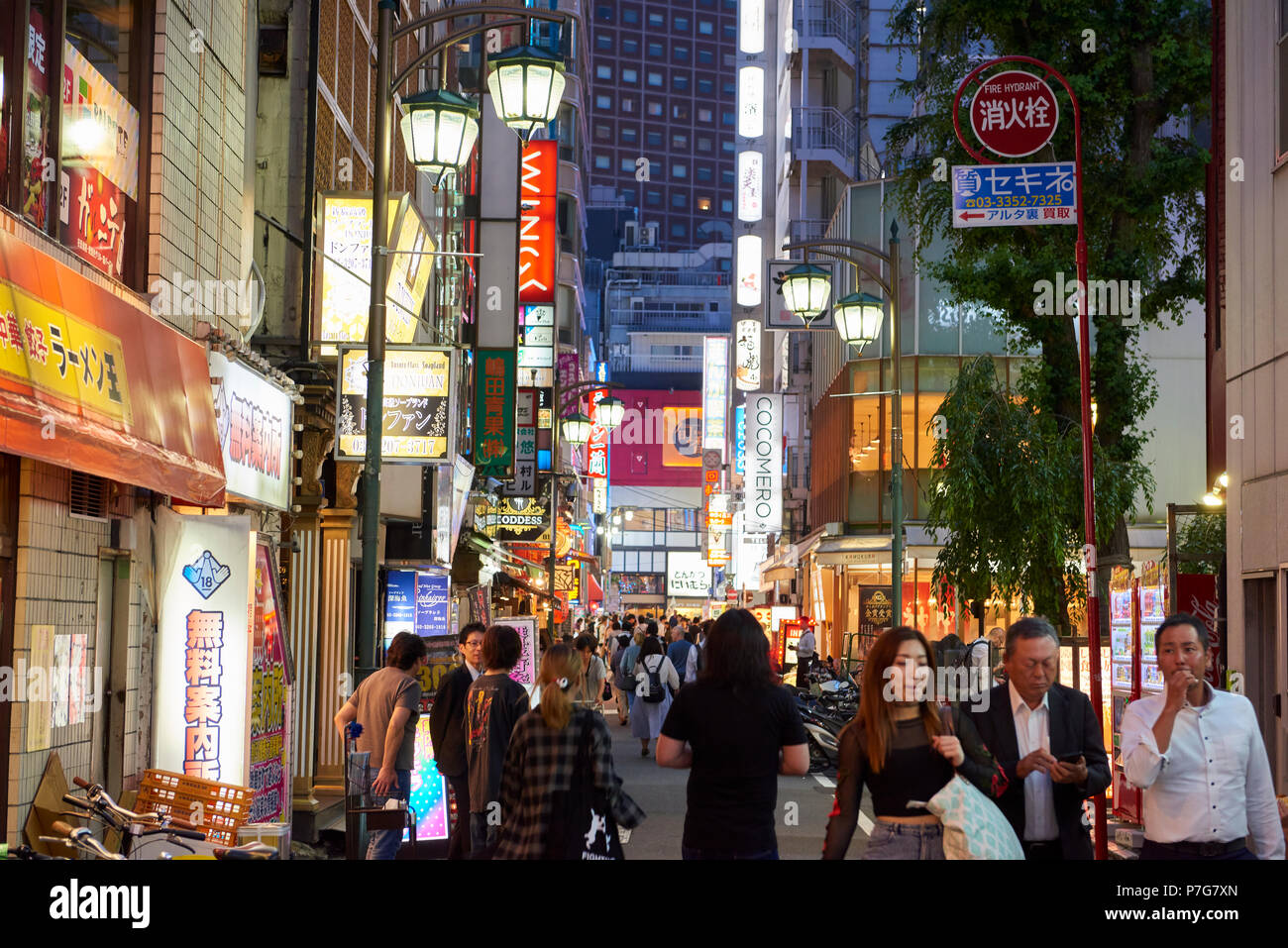 Night shot of busy street in the area of Shinjuku, central Tokyo, Japan ...