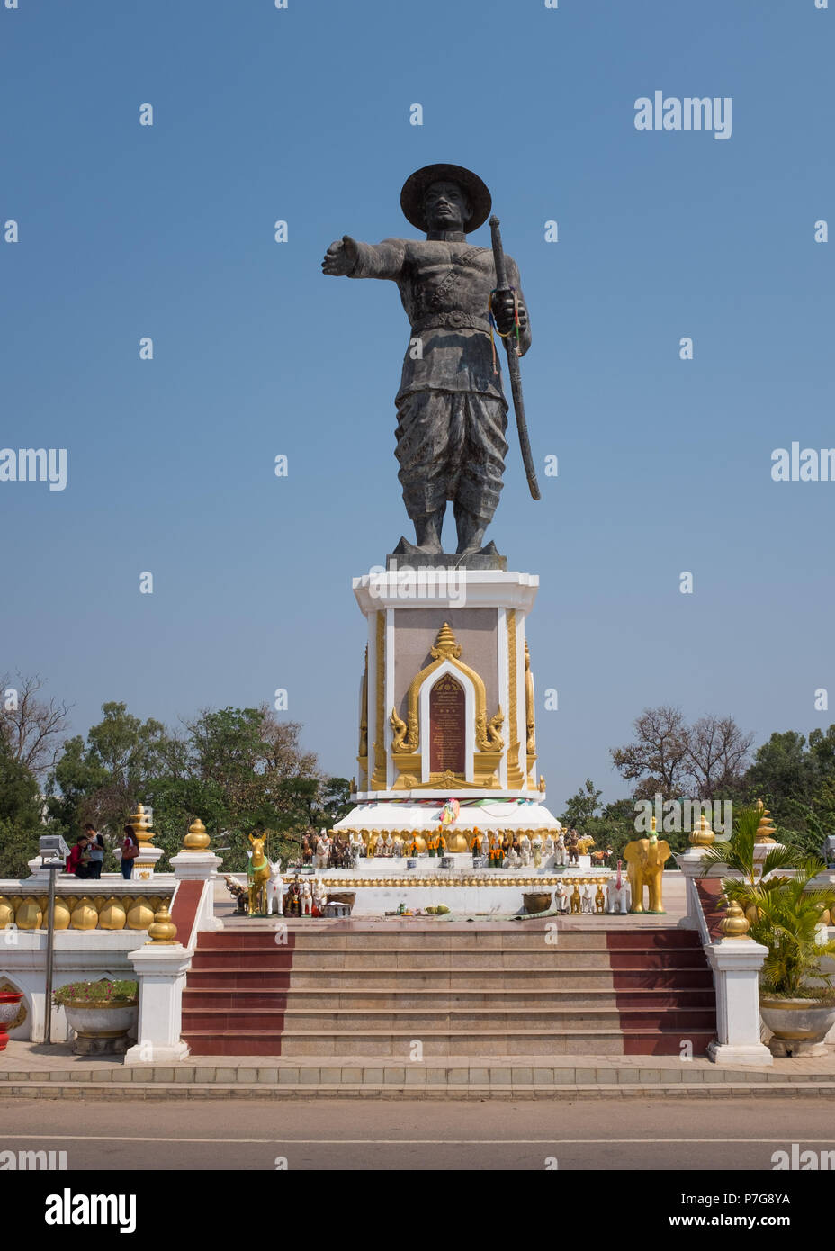 Statue of the Chao Anouvong King in the Chao Anouvong Park, Vientiane ...