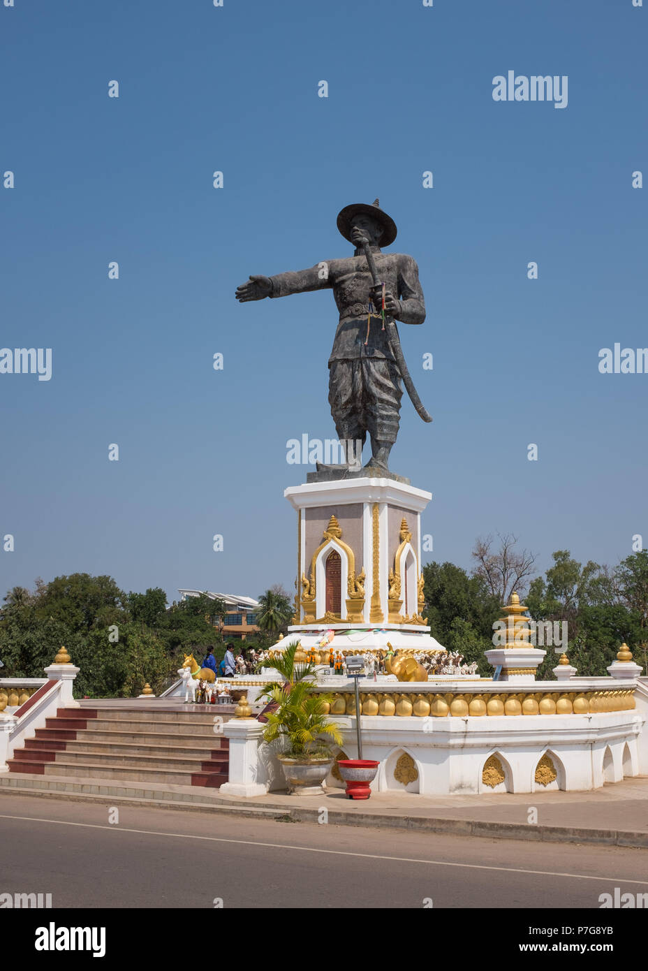 Statue of the Chao Anouvong King in the Chao Anouvong Park, Vientiane ...