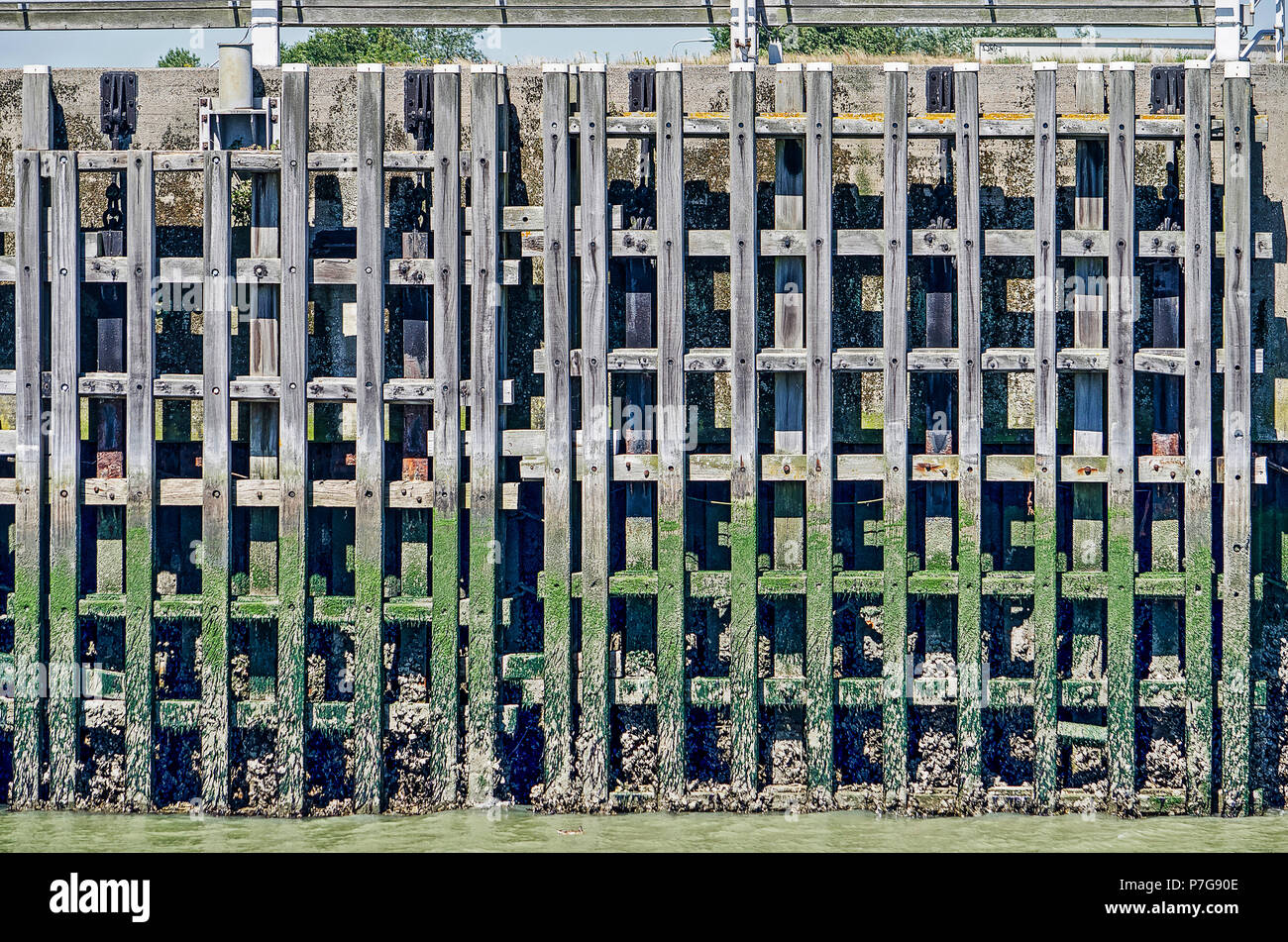 Grid beams columns hi-res stock photography and images - Alamy