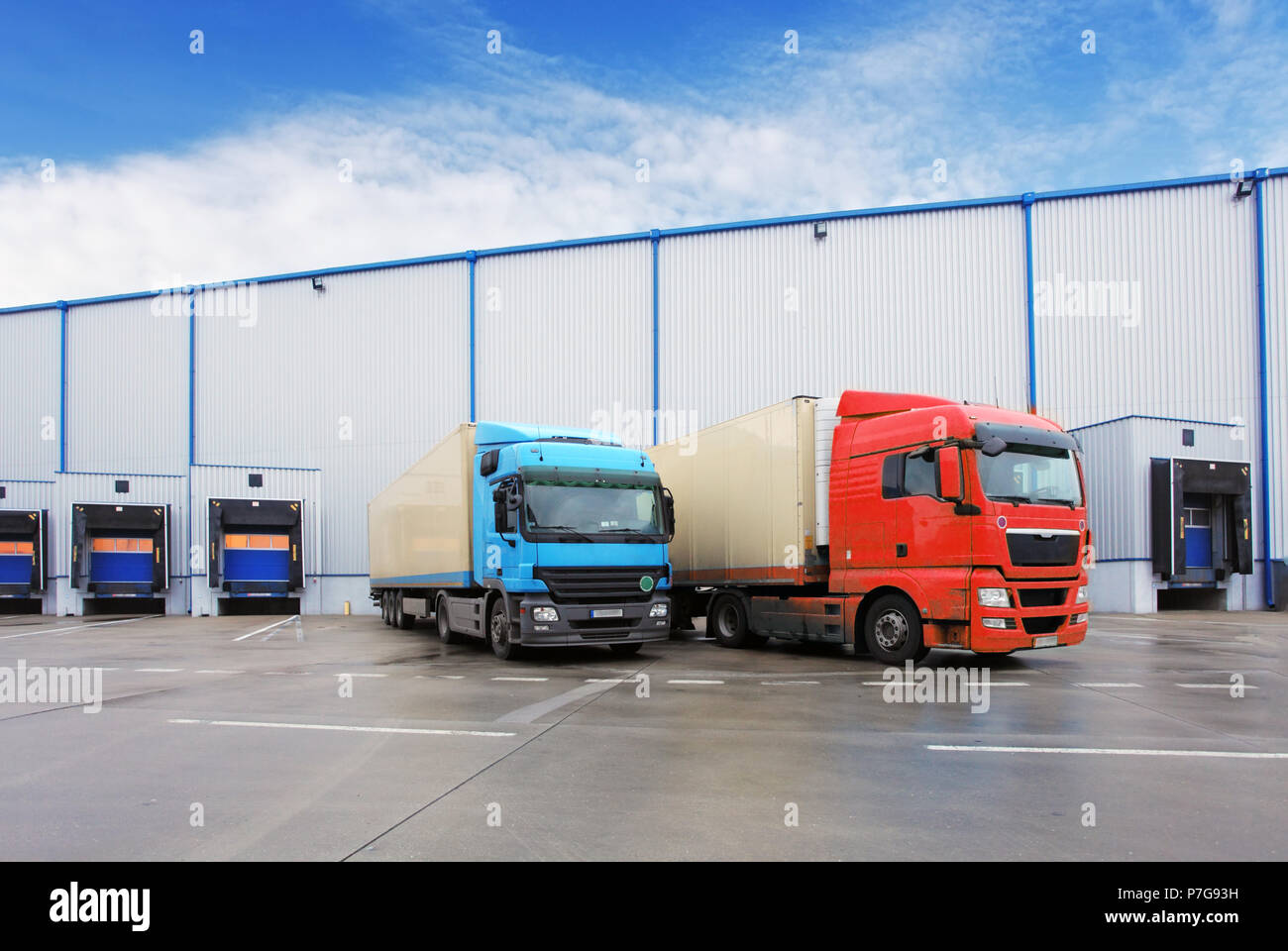 Lorry unloading store hi-res stock photography and images - Alamy