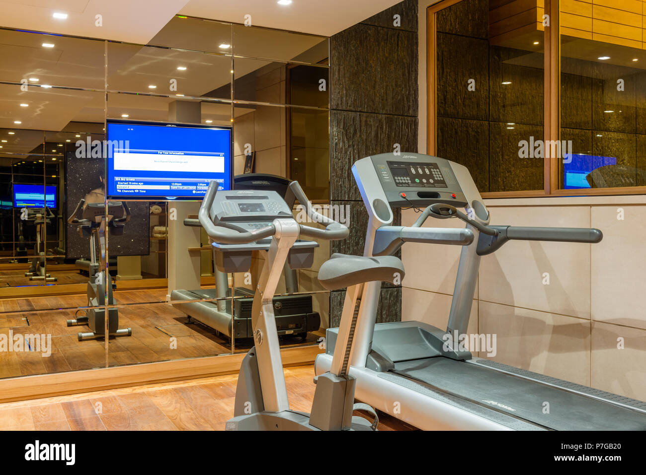 Modern gym wall hi-res stock photography and images - Alamy