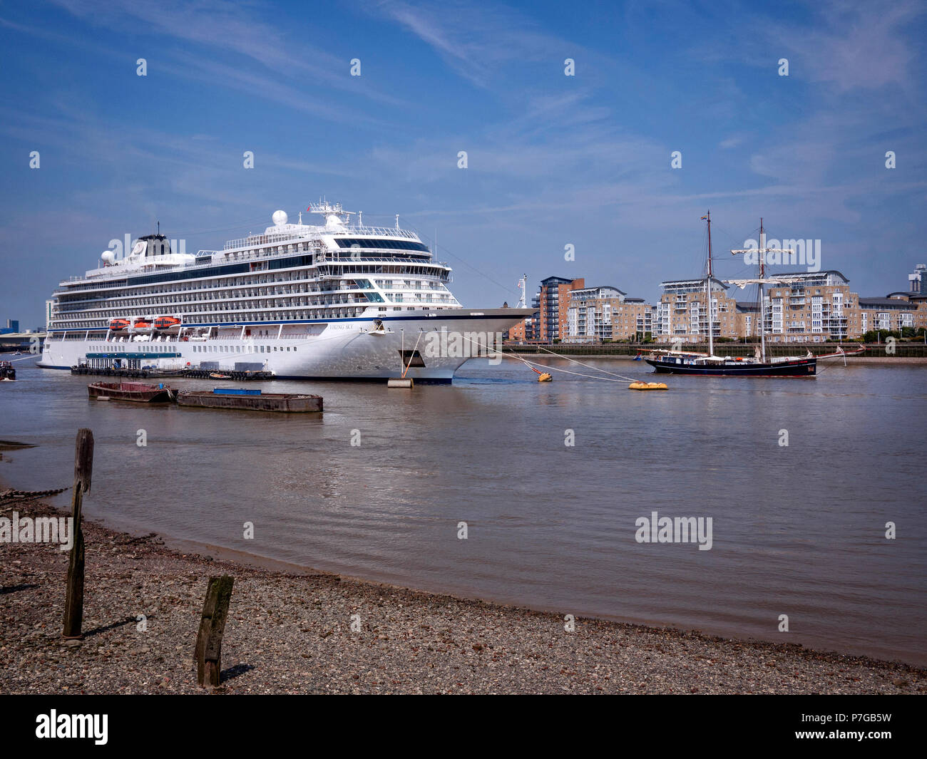 Cruise ship on the thames hi-res stock photography and images - Alamy