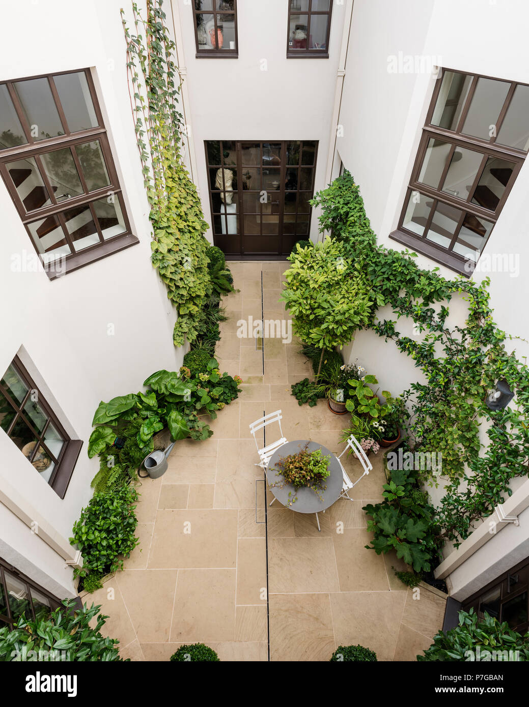 Elevated courtyard garden hi-res stock photography and images - Alamy