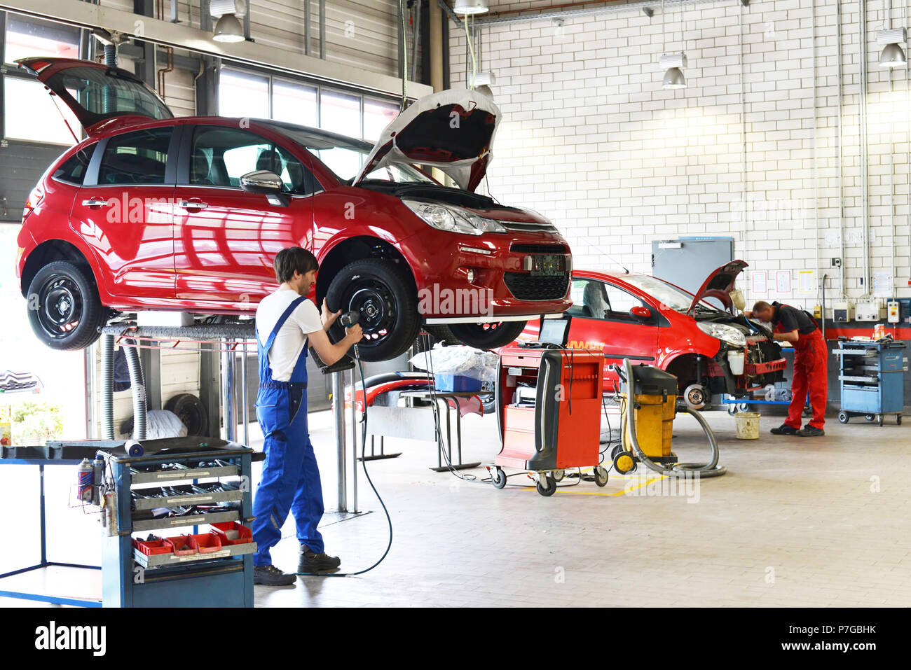 Mechanics in uniform hi-res stock photography and images - Alamy