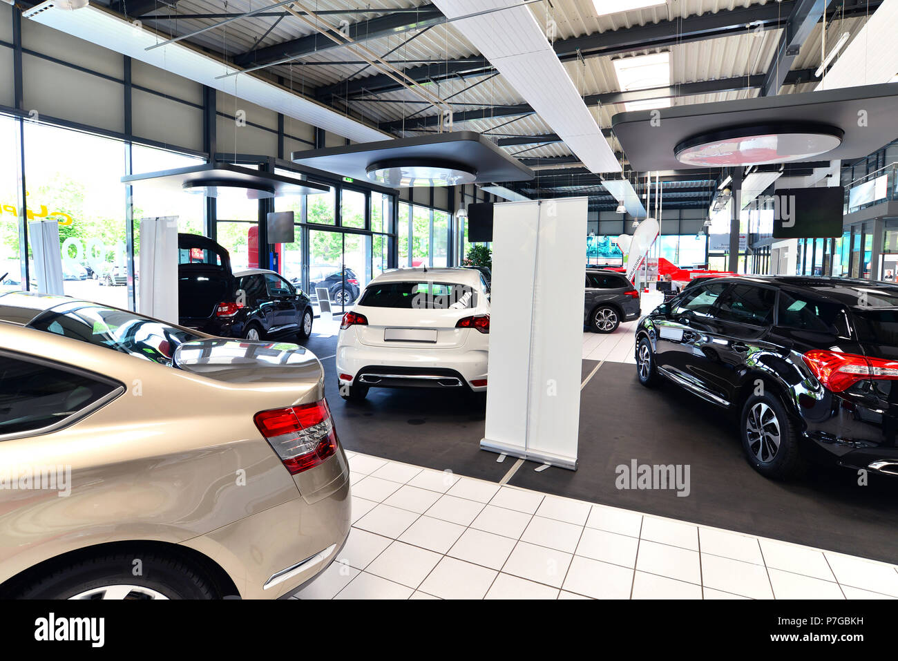 Car dealership building hi-res stock photography and images - Alamy