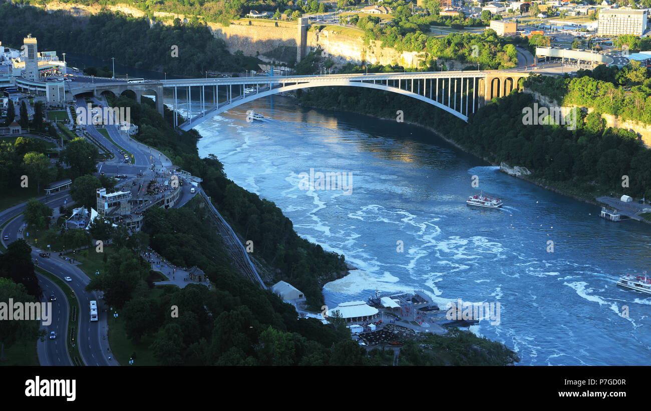 American falls and rainbow bridge crossing the niagara river hi-res ...