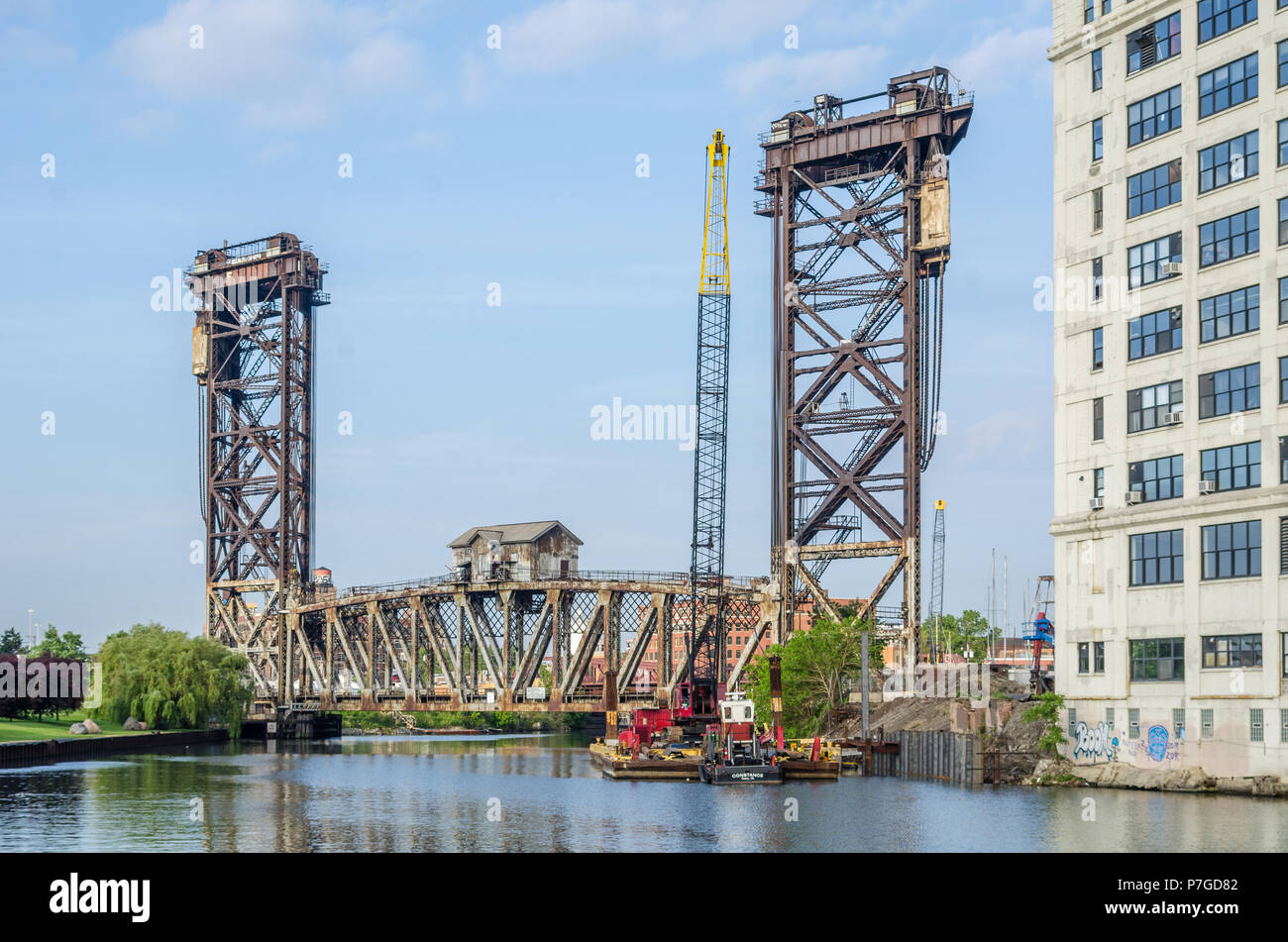 Lift bridge over the south branch of the Chicago River Stock Photo - Alamy
