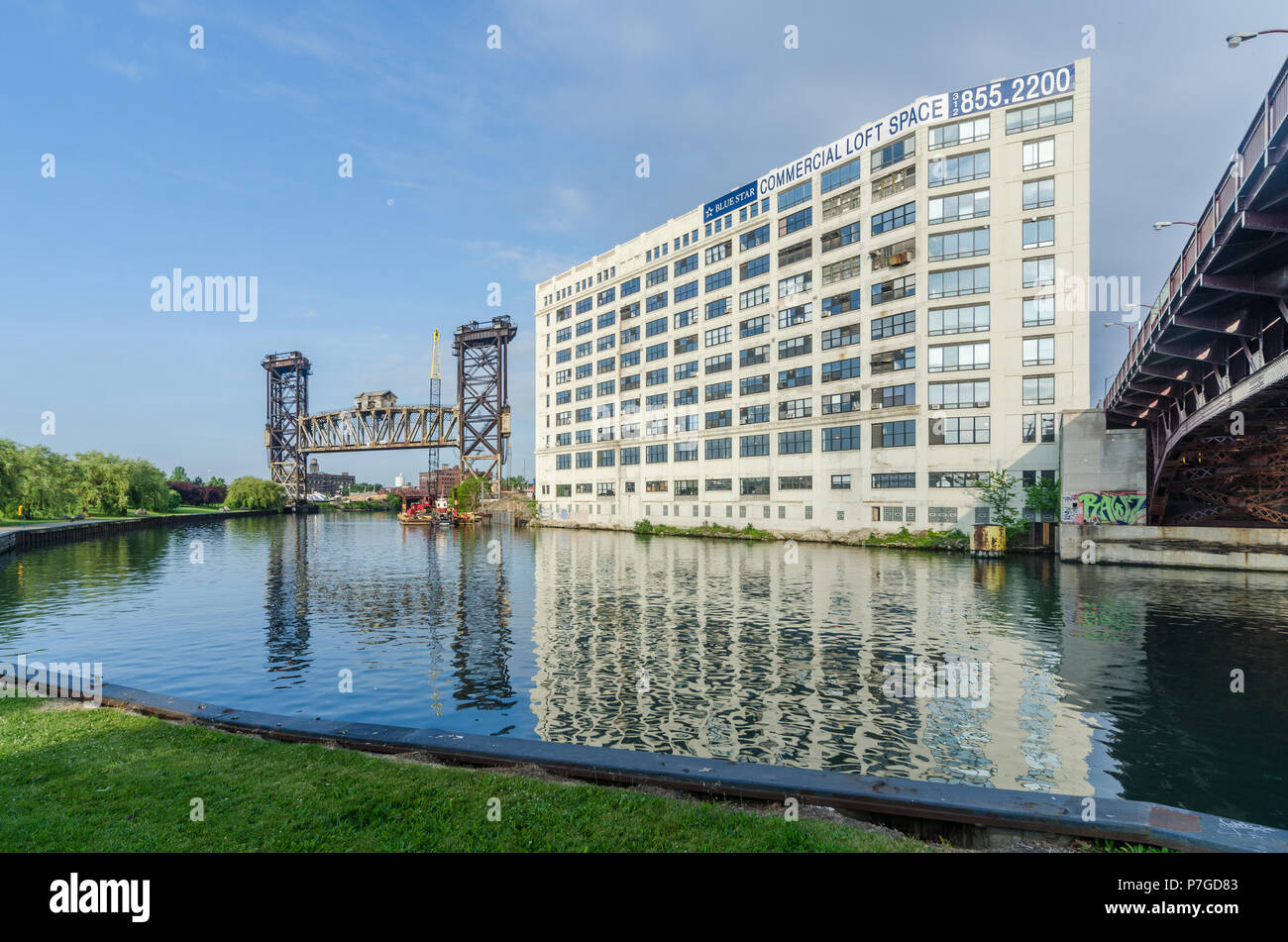 Lift bridge over the south branch of the Chicago River Stock Photo - Alamy