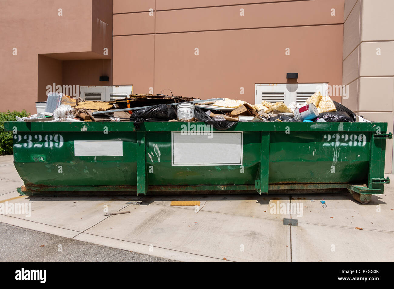 Dirty dumpster hi-res stock photography and images - Alamy
