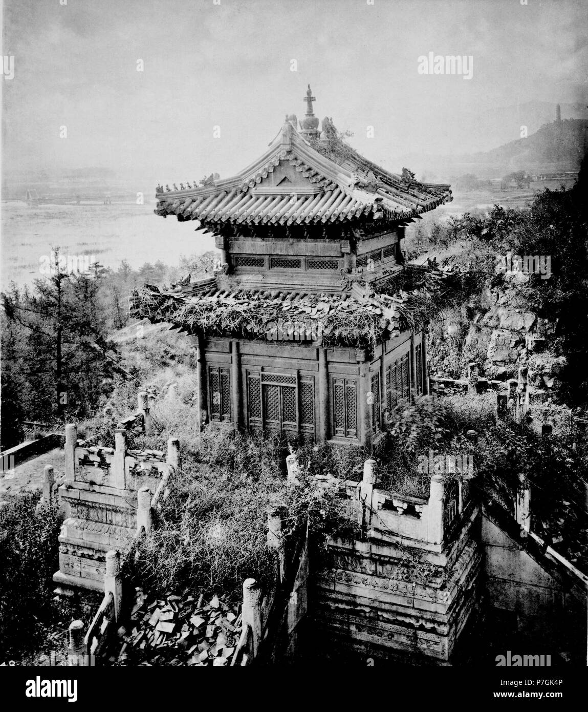 China beijing traditional temple Black and White Stock Photos & Images ...