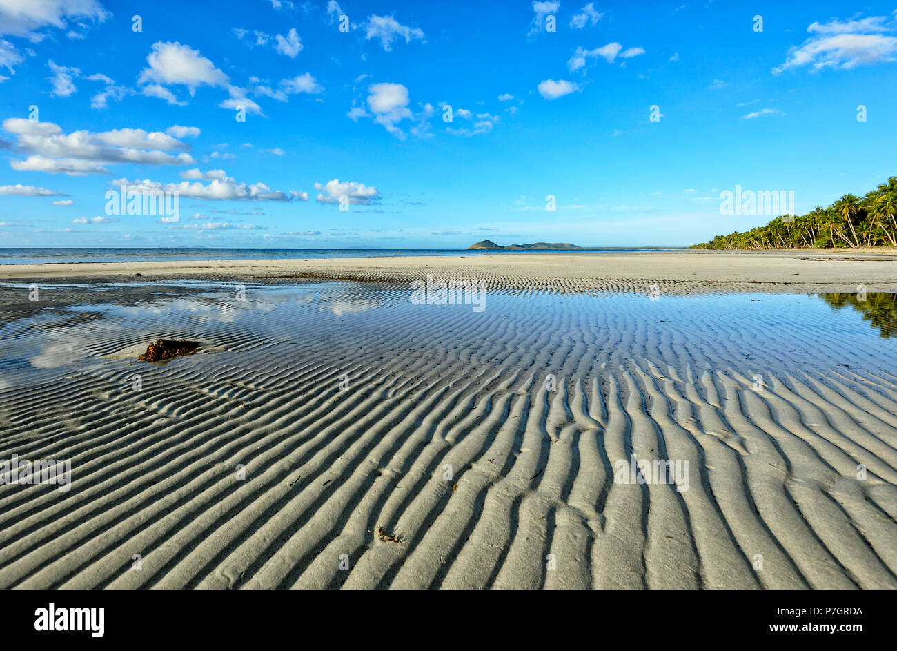 Sand patterns leading lines at Chilli Beach, Cape York Peninsula, Far ...