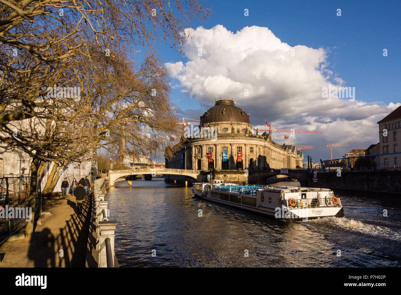 Museo Bode y puente sobre el rio Spree, isla de los museos, Berlin ...
