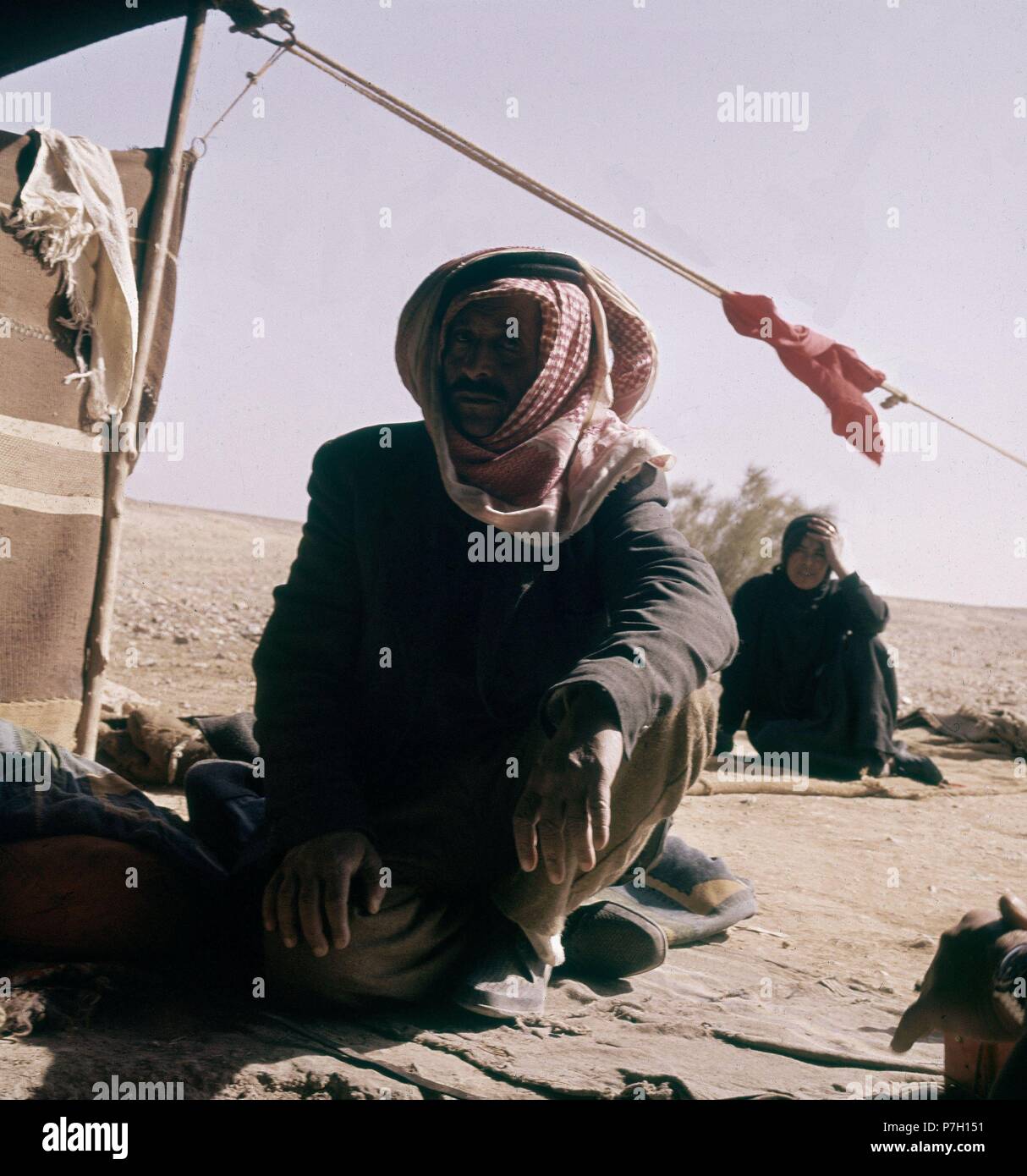 BEDUINOS EN EL DESIERTO. Location: EXTERIOR Stock Photo - Alamy