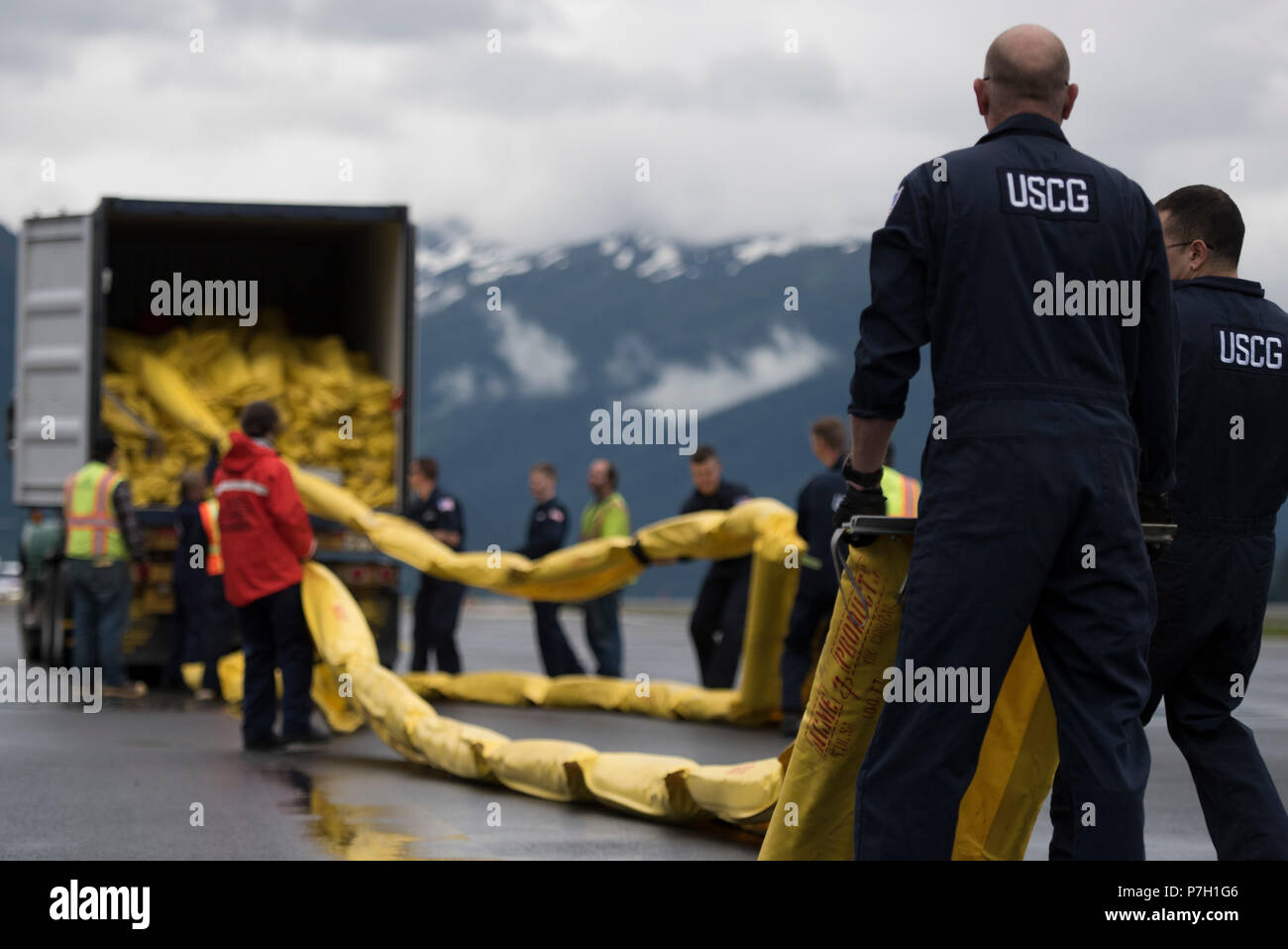 Containment boom alaska hi-res stock photography and images - Alamy