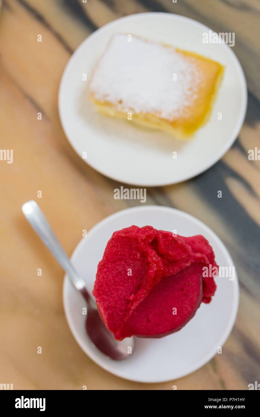 helado de fresa y quart, bollo dulce tipico, Can Joan de sâ€™Aigo ...