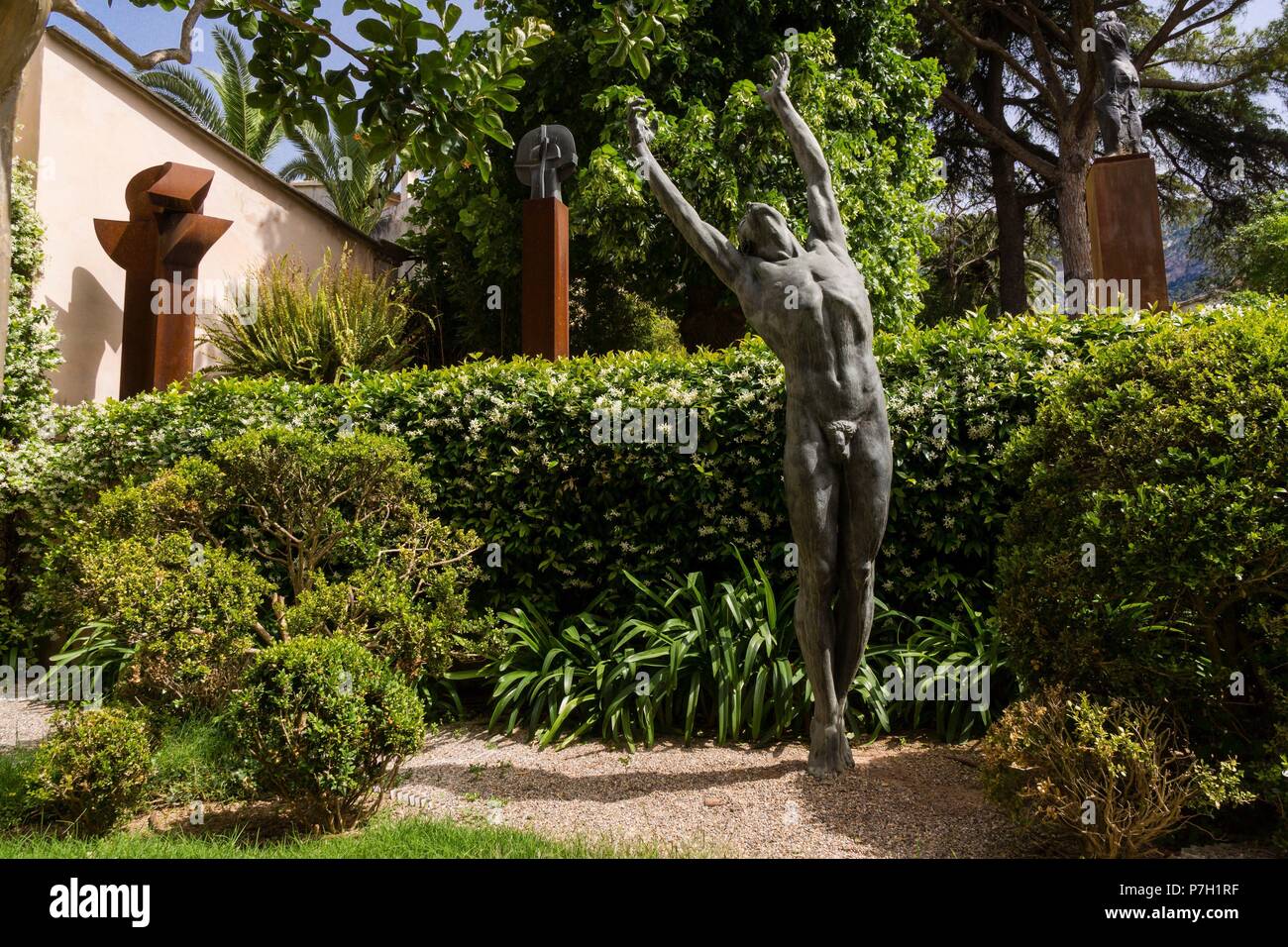 hombre desnudo, bronce, Edificio de estilo modernista de Can Prunera ...