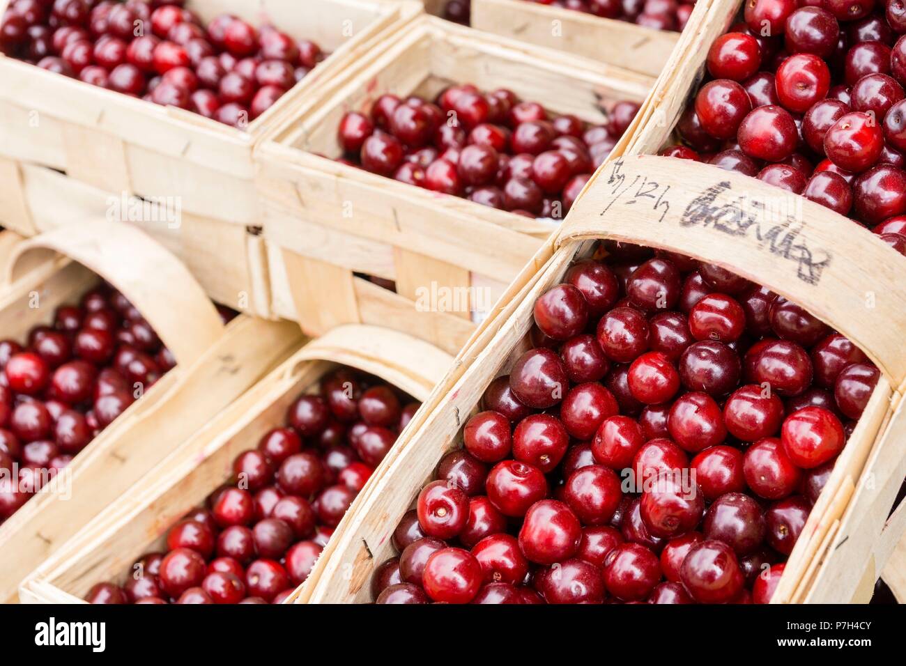 cerezas, mercado de frutas y verduras al aire libre, Bukowina Tatrz ...