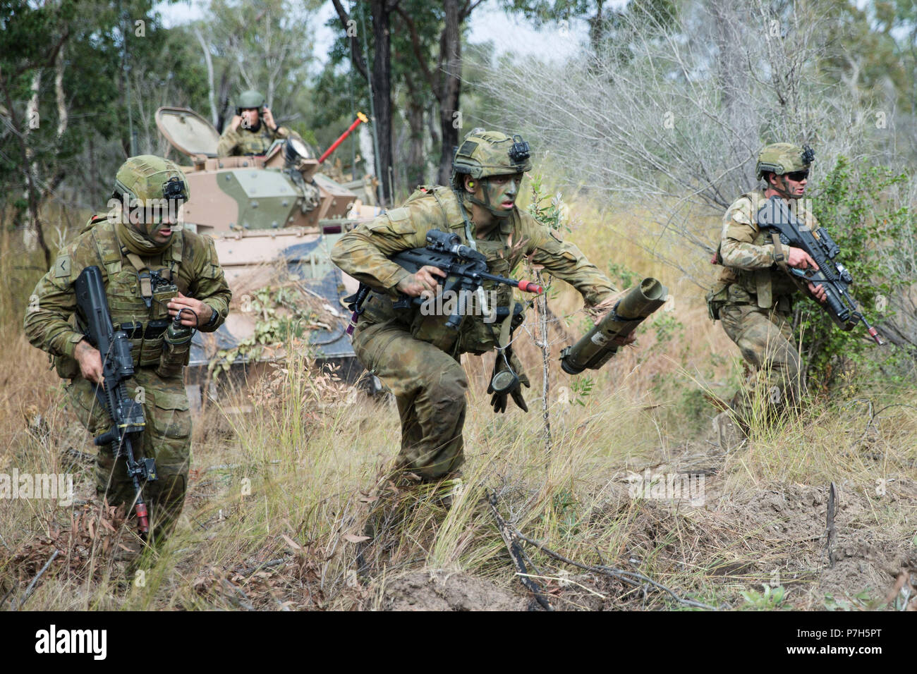 Soldiers from Battlegroup War Horse take part in the final assault on ...