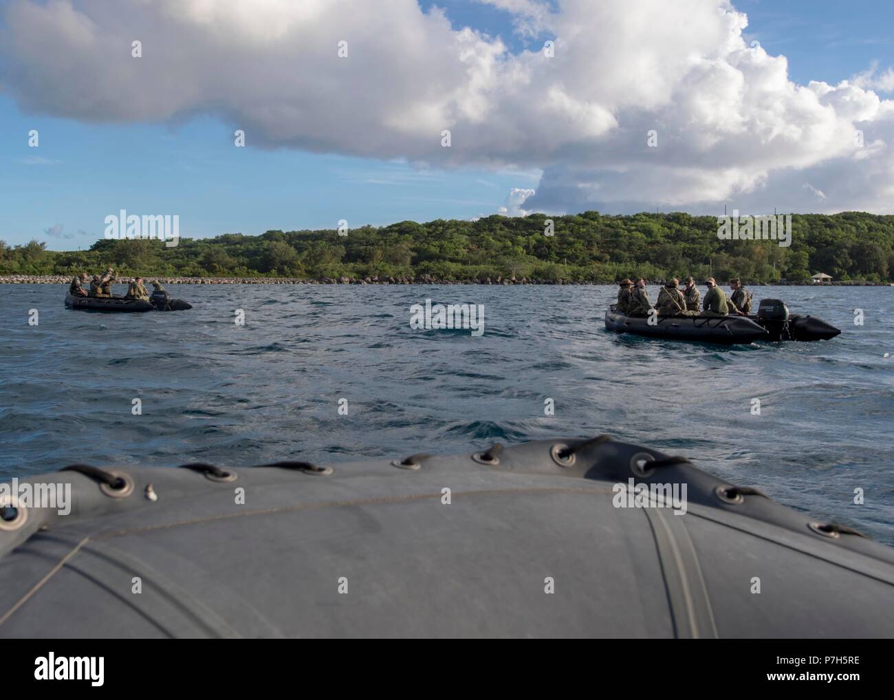 Marines assigned to Force Reconnaissance Company (FORECON), III Marine ...