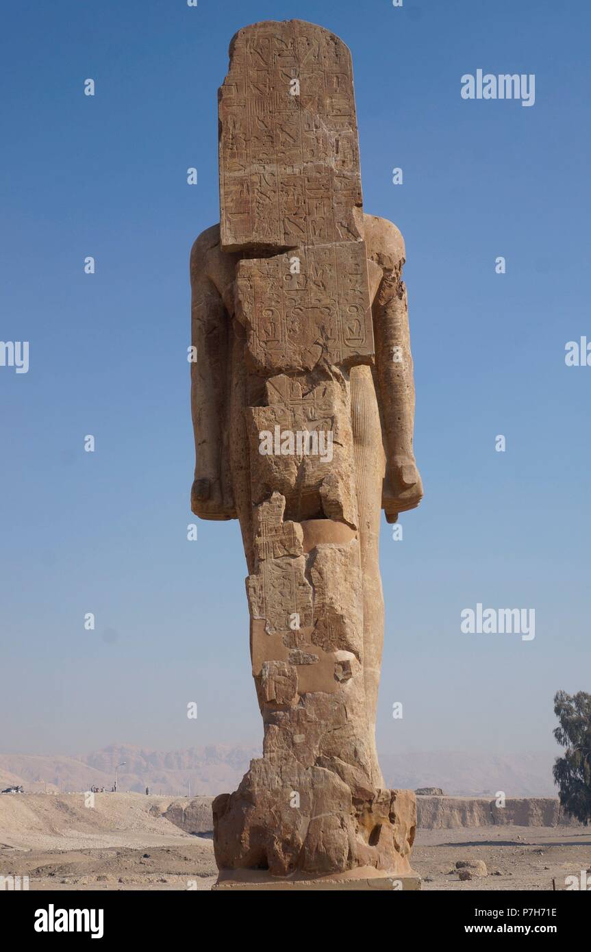Colosos de Amenhoteph III (Amenofis III) flanquean erguidos sobre sus ...