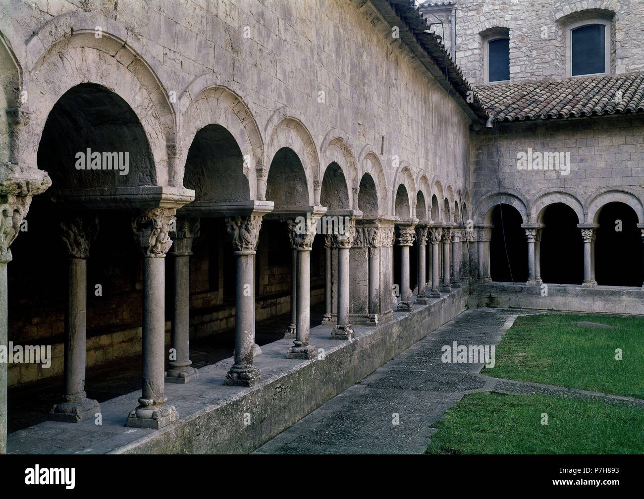 CLAUSTRO ROMANICO-DET ARCOS. Location: CATEDRAL-INTERIOR, GERONA, SPAIN ...
